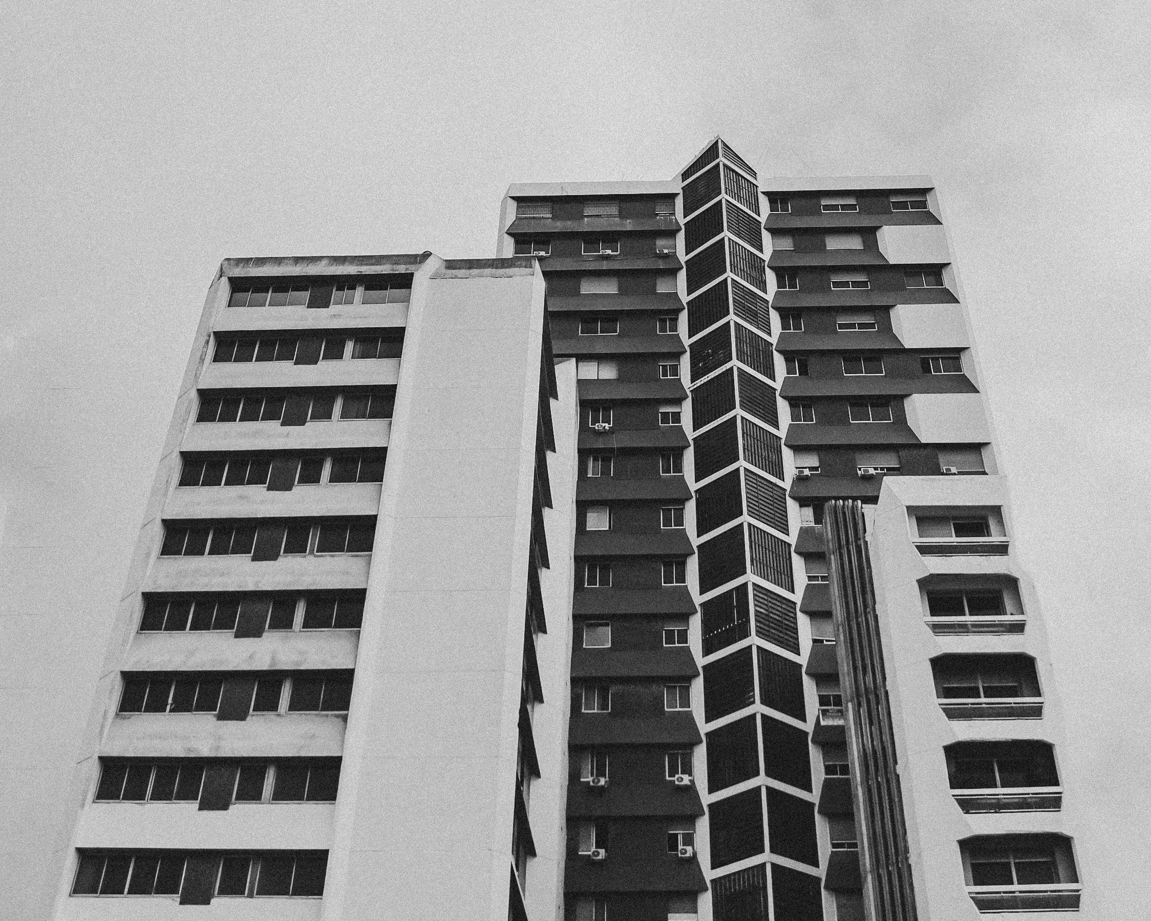 Monochrome High-Rise Building in Modern Architecture · Free Stock Photo