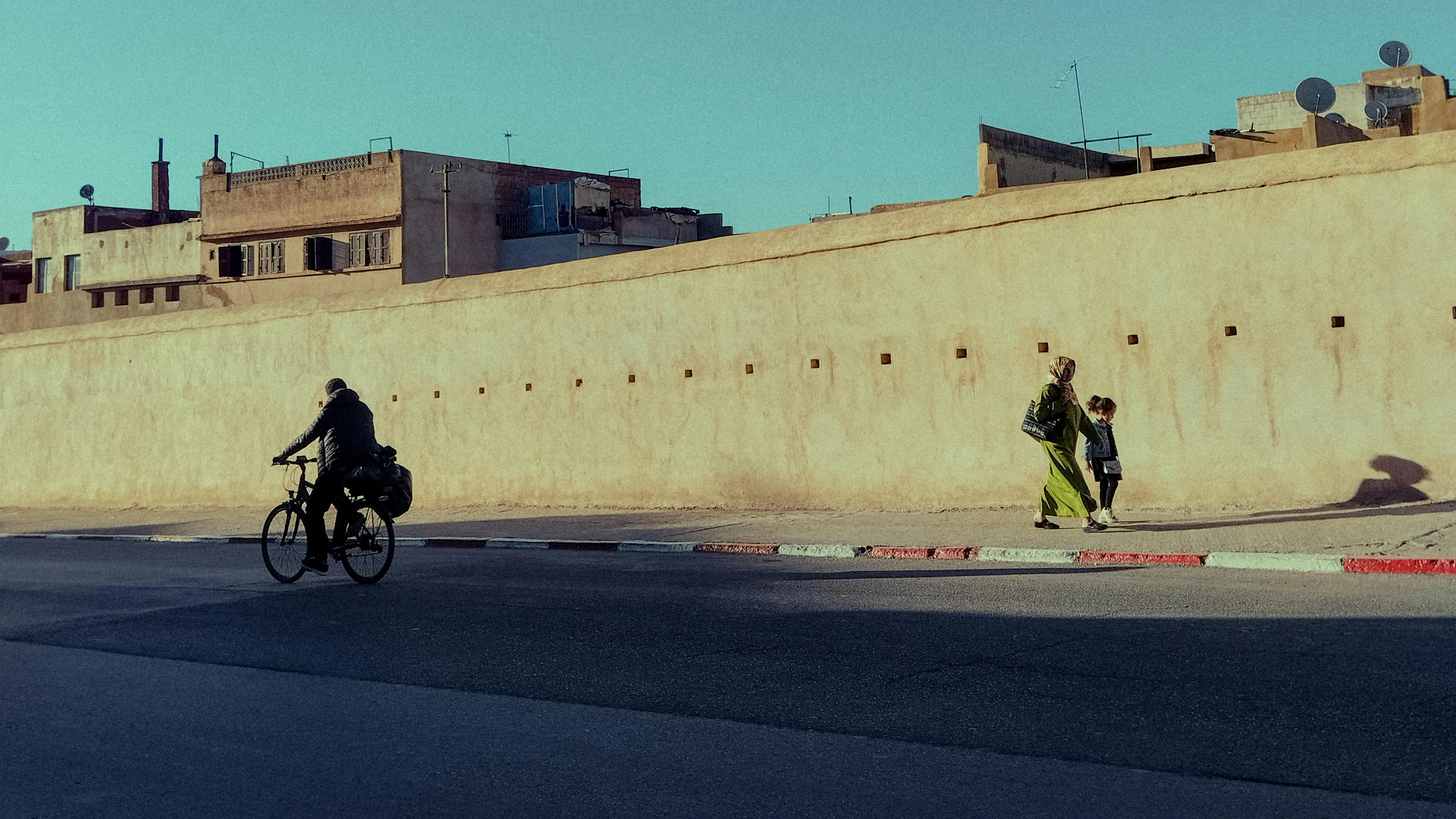 Wall With Person Photos, Download The BEST Free Wall With Person Stock ...