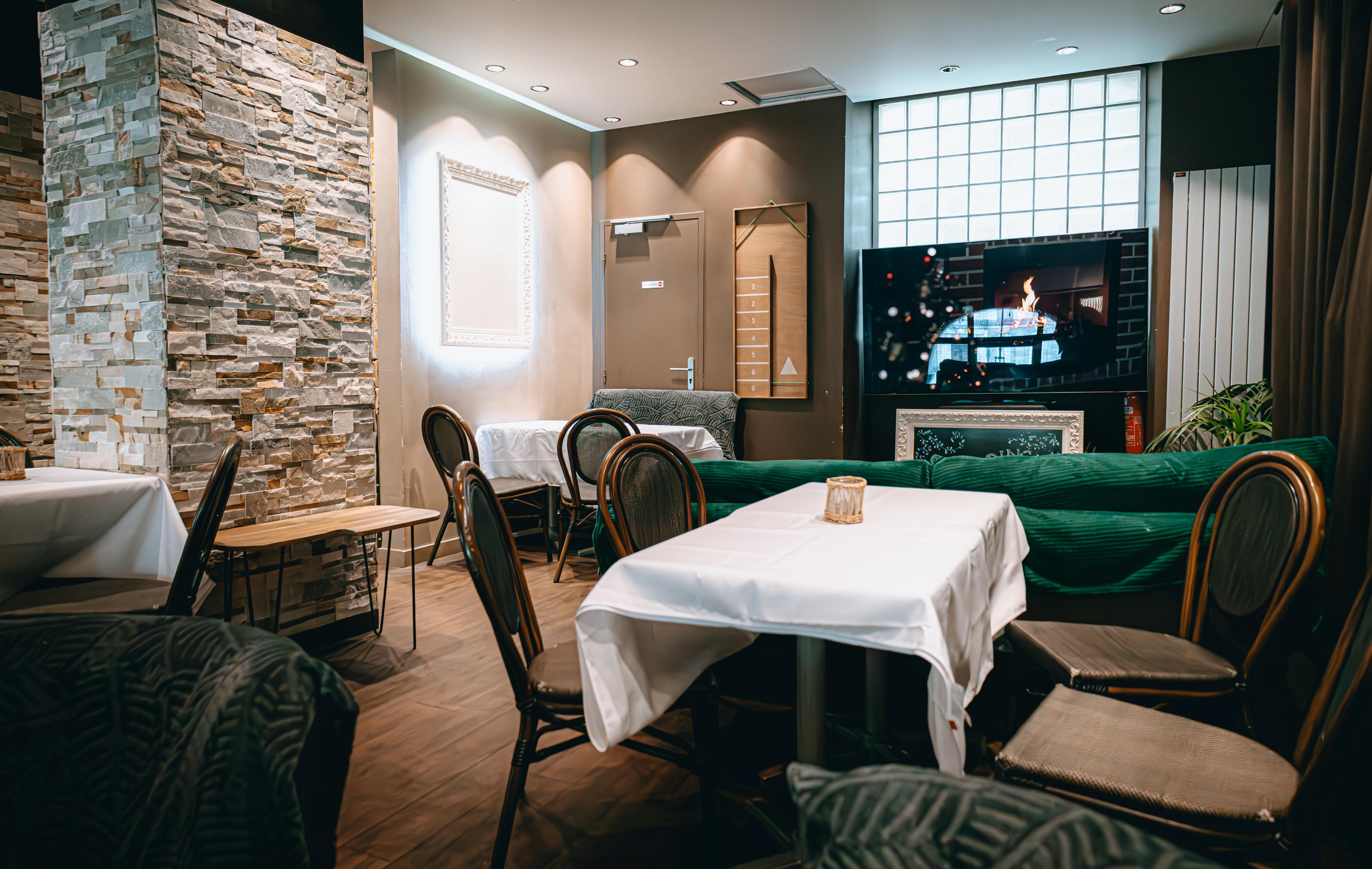 Cozy Modern Restaurant Interior with TV · Free Stock Photo