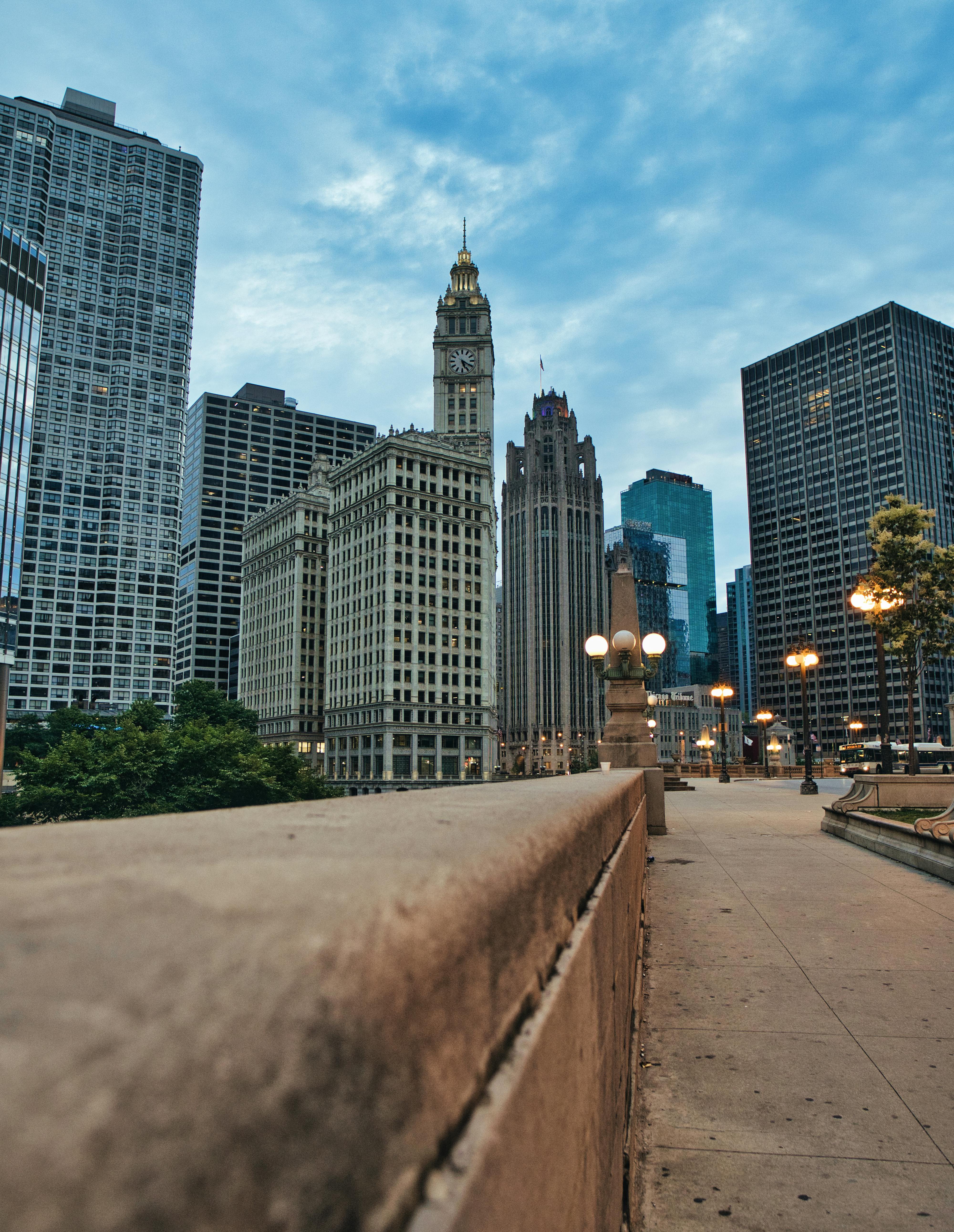 Edifício Wrigley E Torre Tribune No Horizonte De Chicago · Foto ...