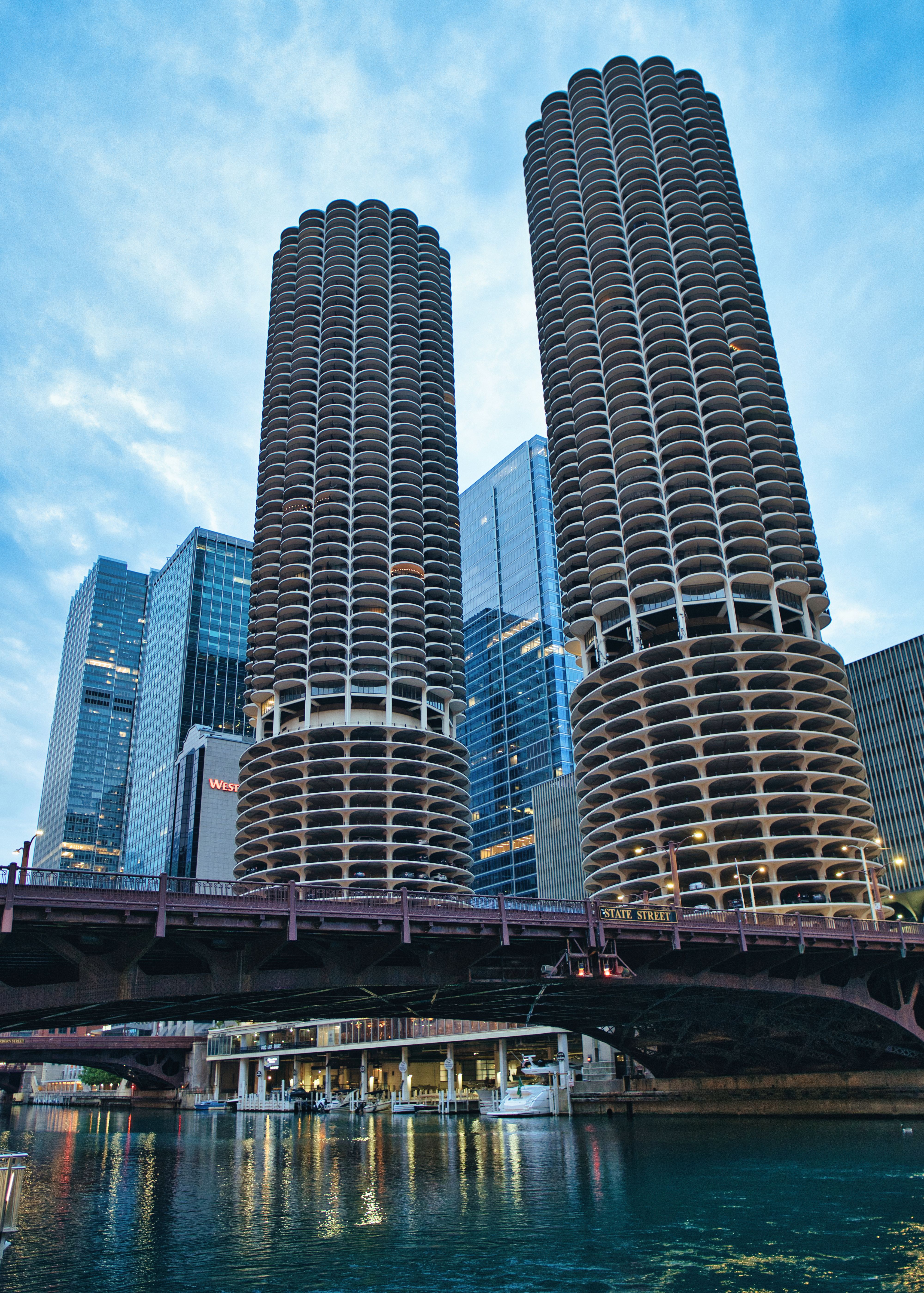 Iconic Marina City Towers in Chicago Skyline · Free Stock Photo