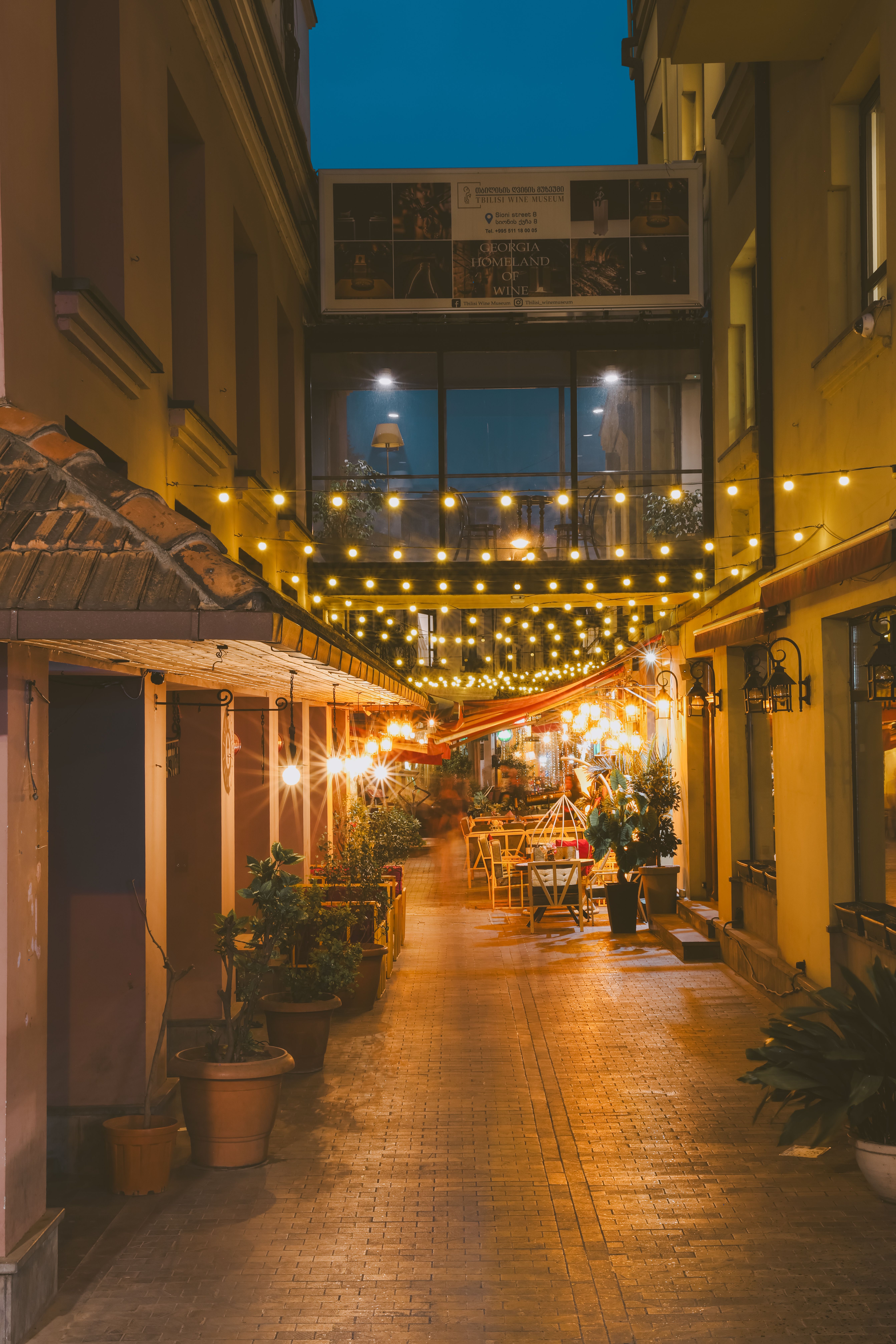 Romantic Outdoor Dining in Georgian Alleyway · Free Stock Photo