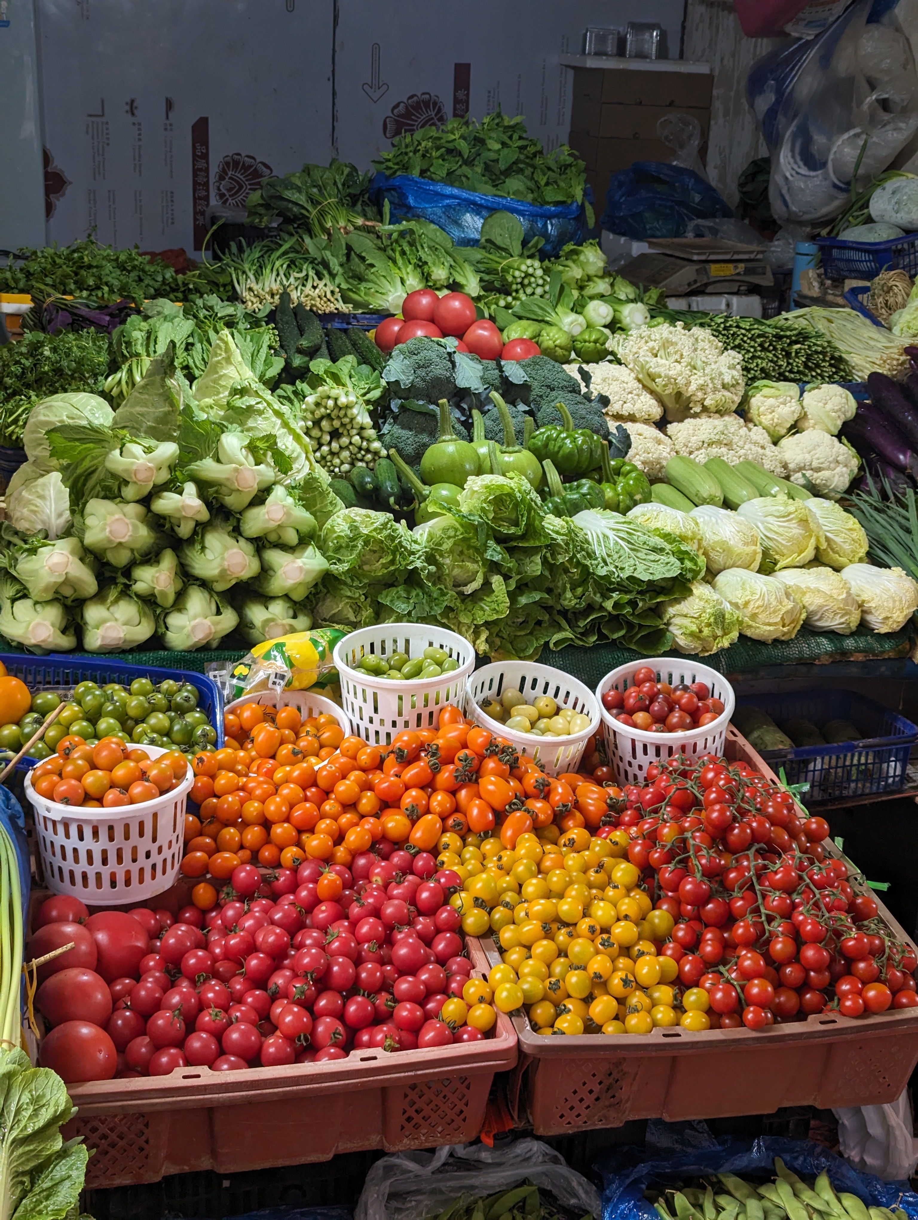 Vibrant Vegetable Market with Fresh Produce Display · Free Stock Photo