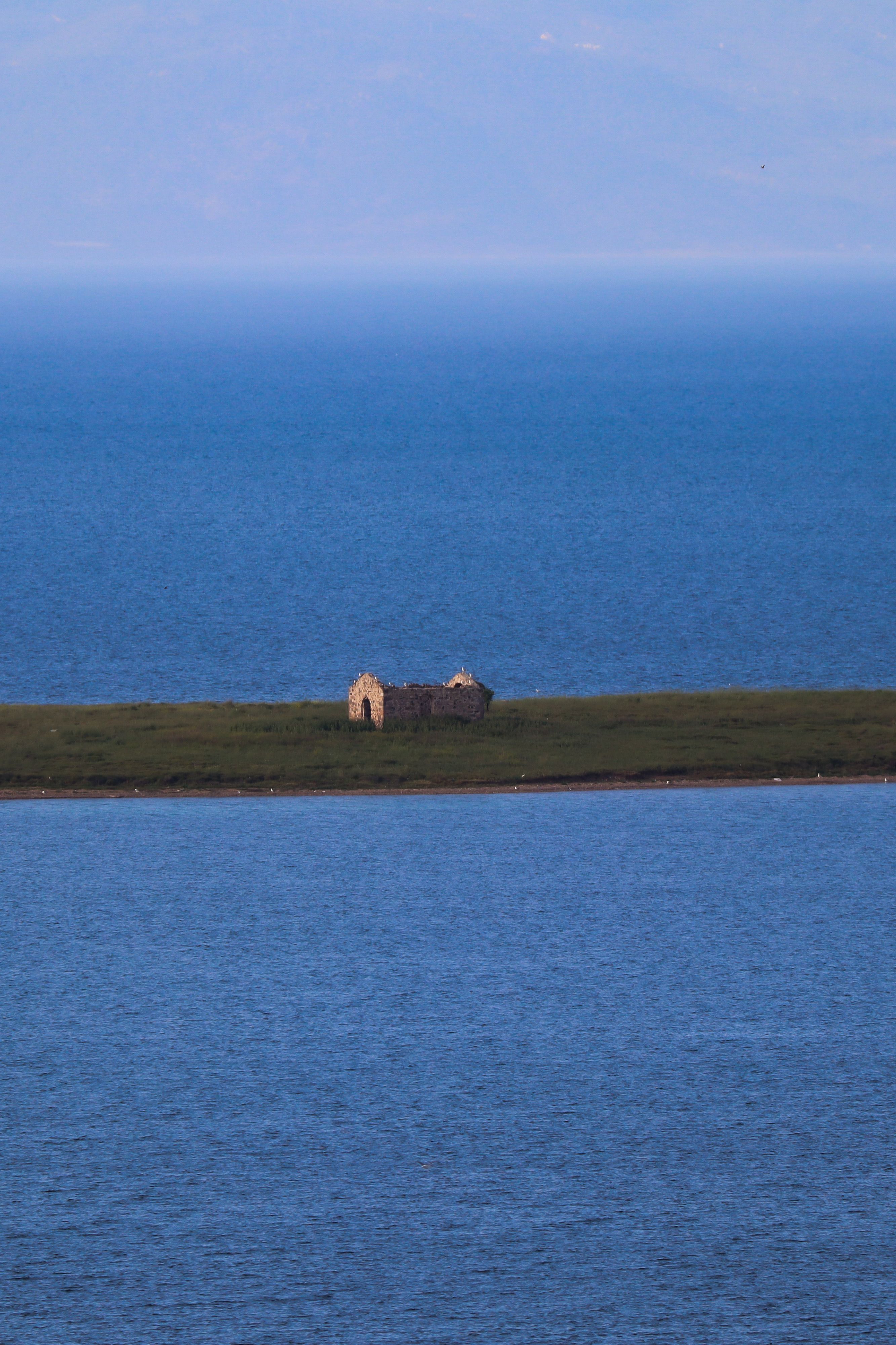 Rustic Cottage on Remote Island Horizon View · Free Stock Photo