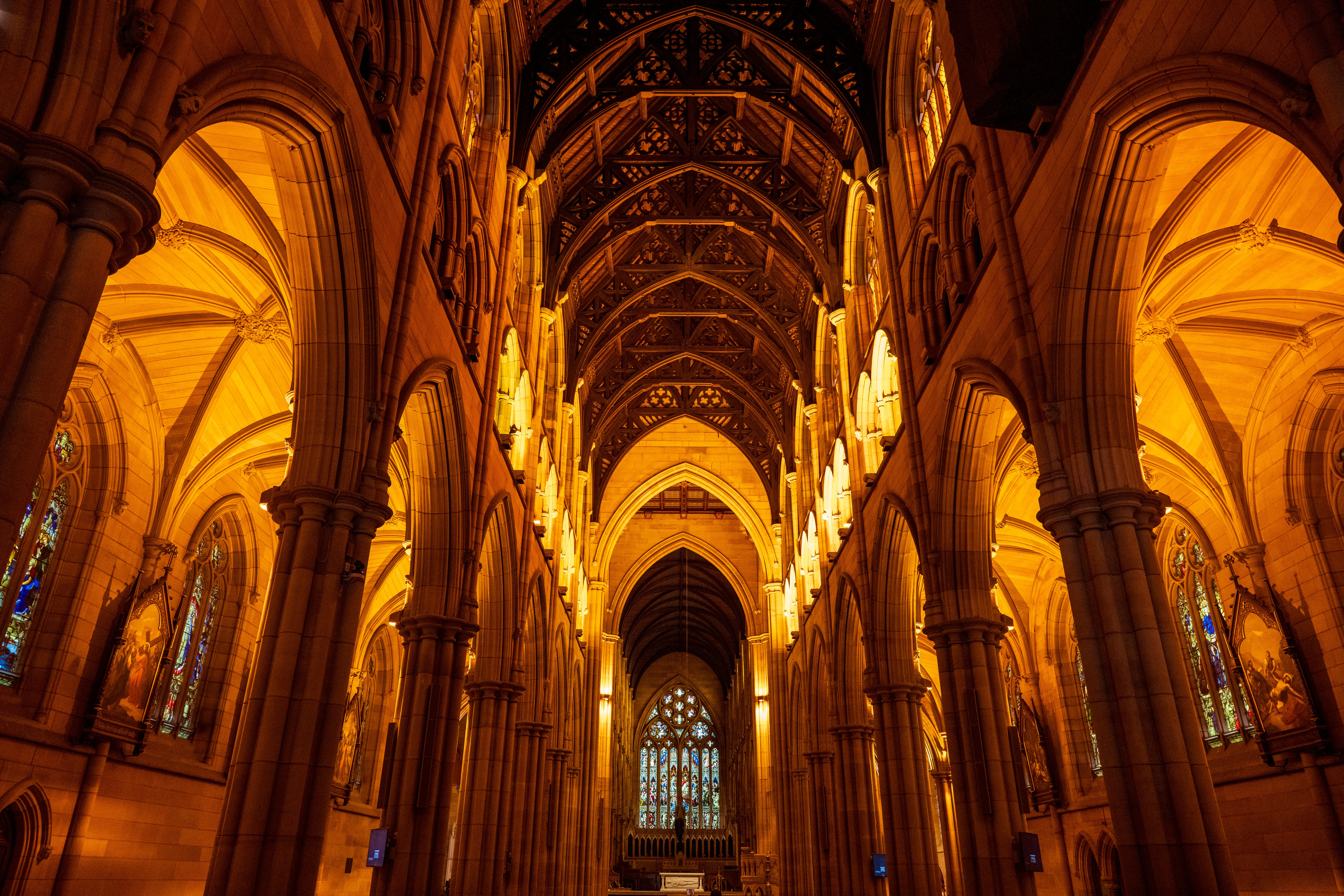 Interior De Una Catedral Gótica Con Arcos Iluminados · Foto de stock ...