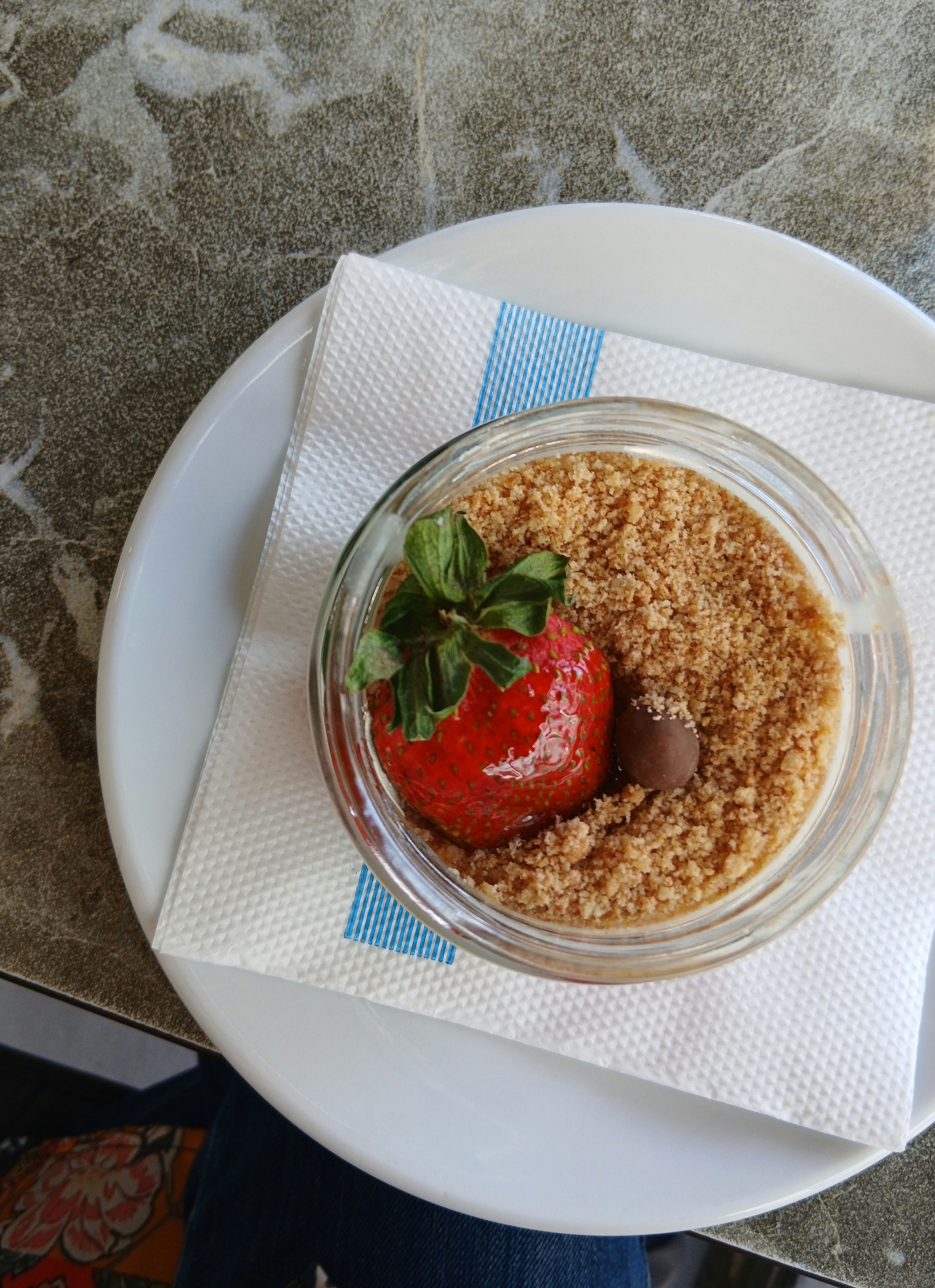 Makanan Penutup Dengan Stroberi Segar Dan Topping Crumble · Foto Stok ...