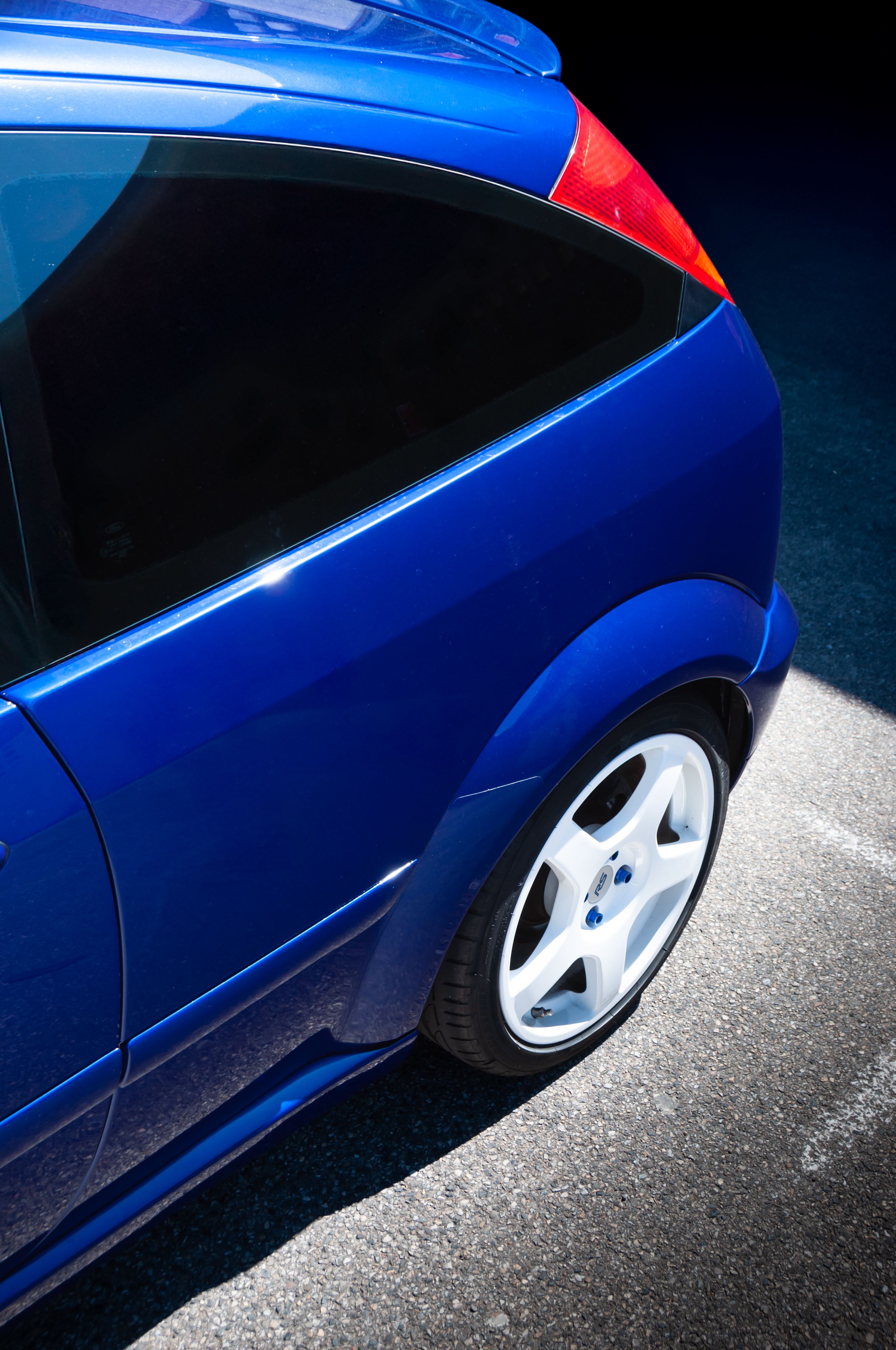 Coche Deportivo Azul Vibrante Bajo La Luz Del Sol · Foto de stock gratuita