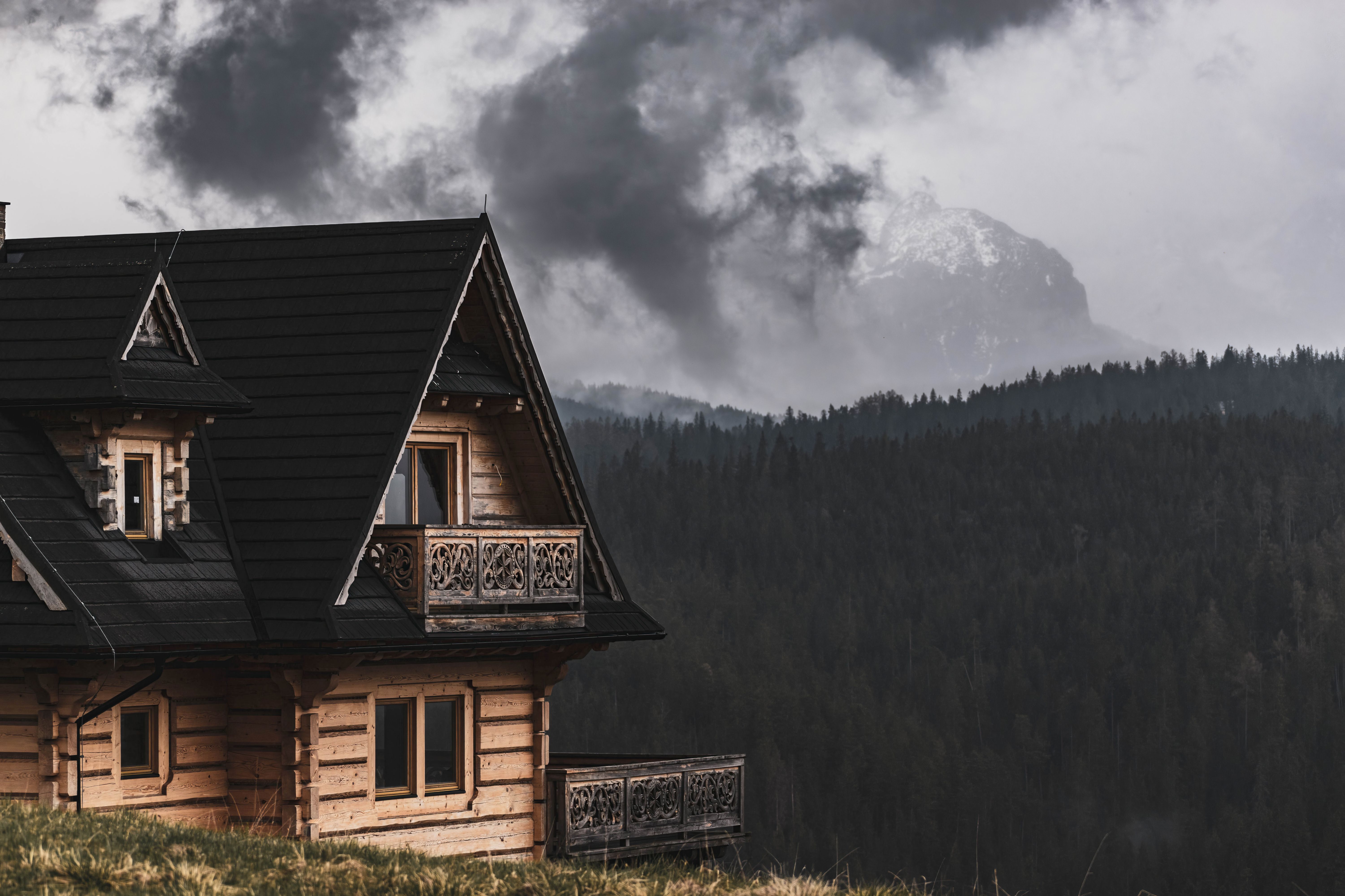 Rustic Mountain Cabin in Poland's Scenic Landscape · Free Stock Photo