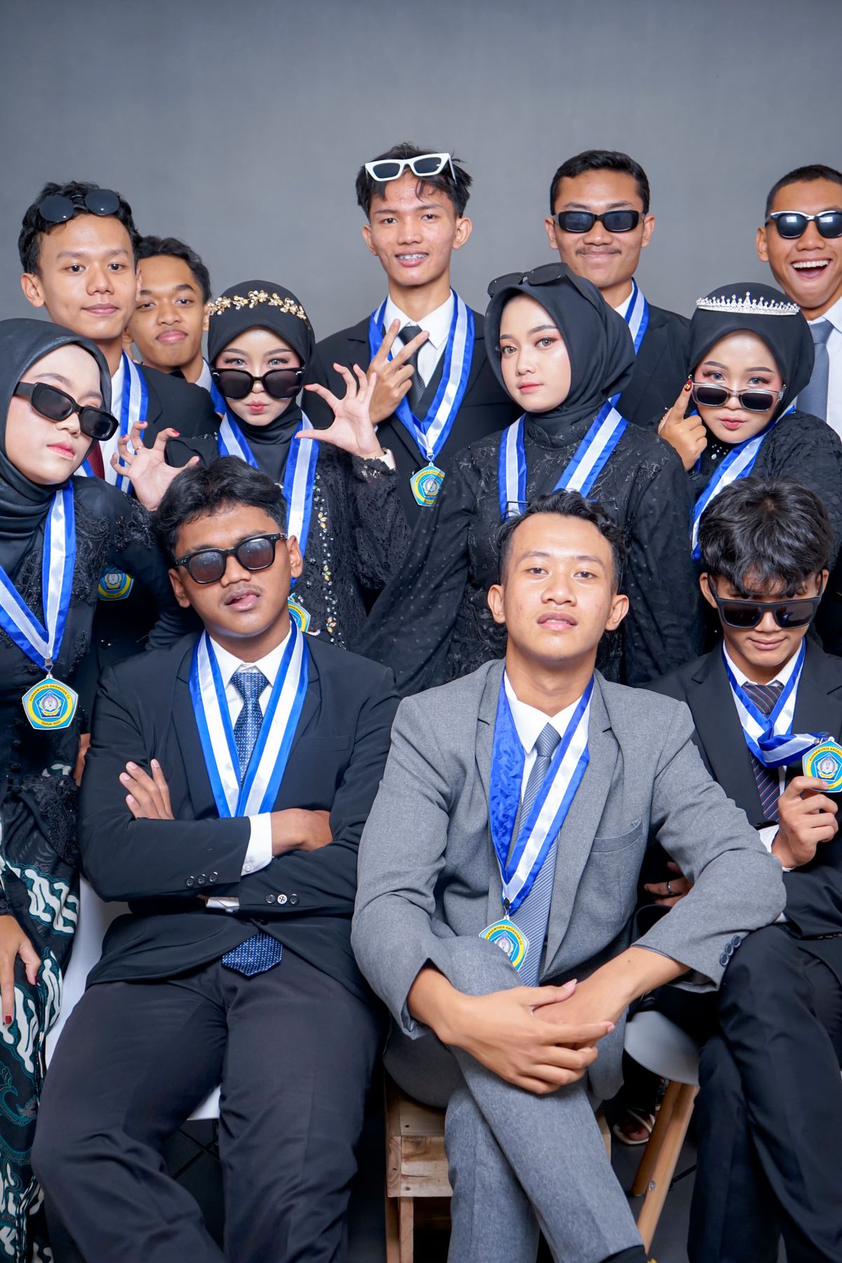 Students With Trophies And Medals Photos, Download The BEST Free ...