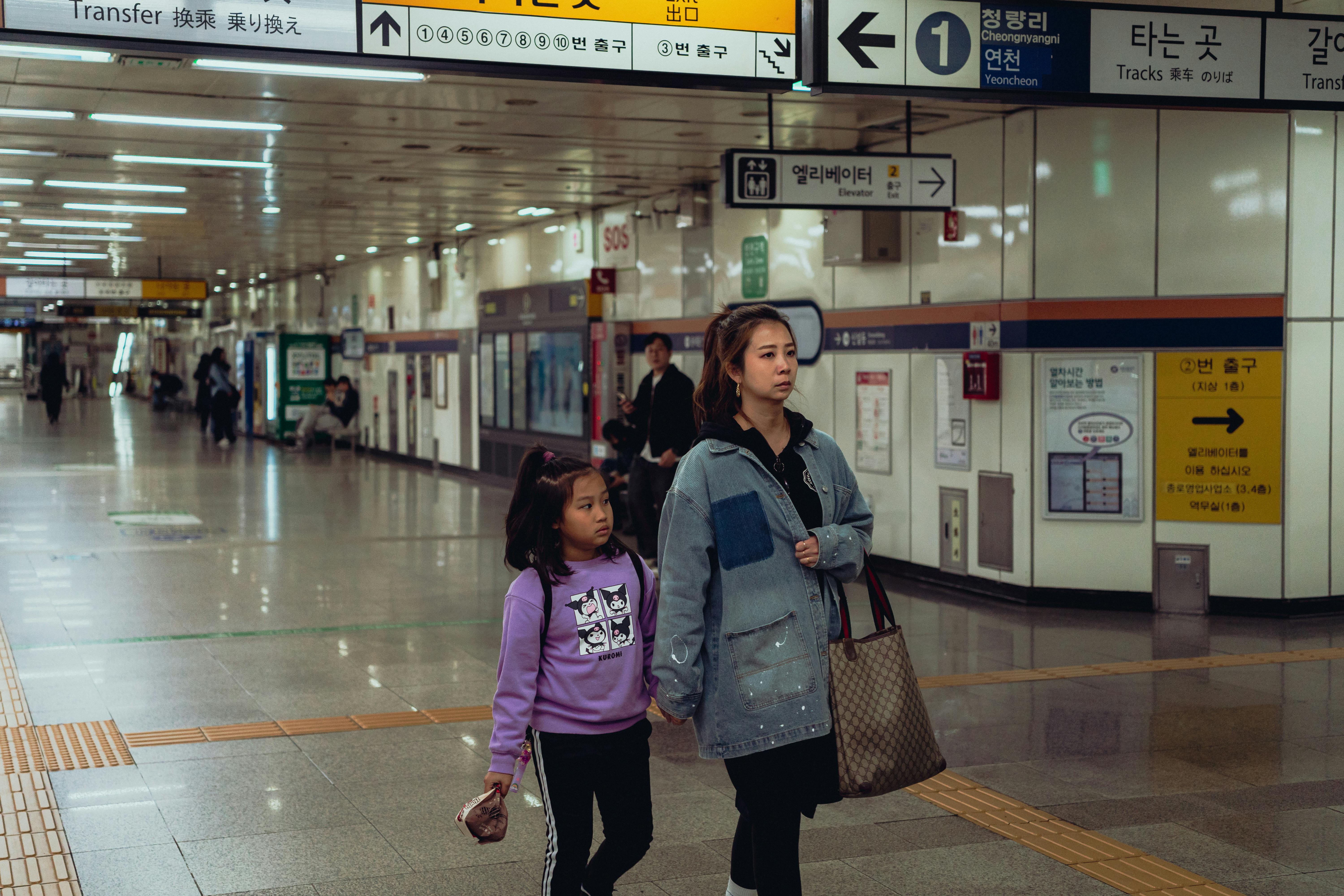 Estação De Metrô Movimentada Em Suwon Si, Coreia Do Sul · Foto ...