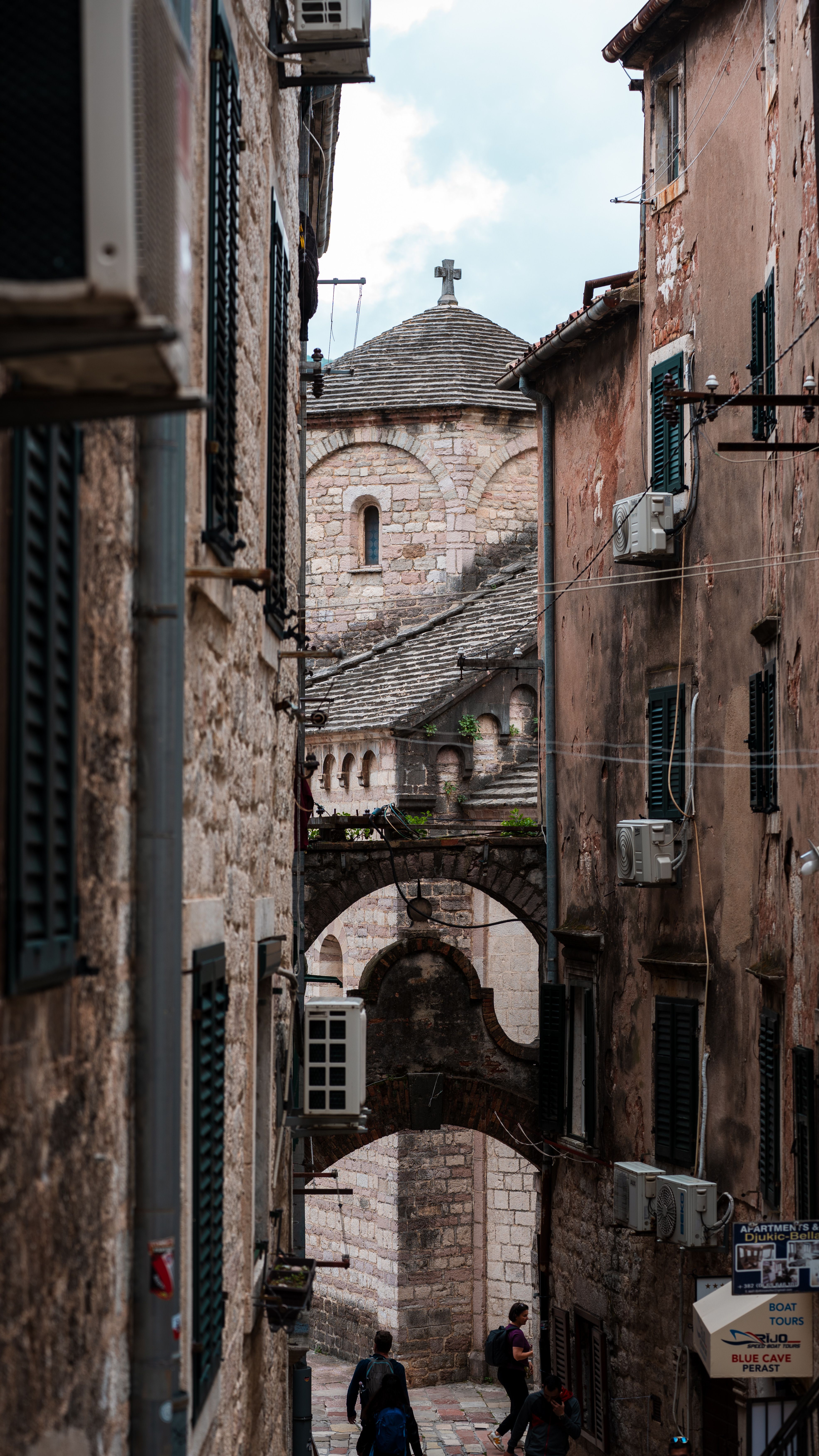 Narrow Historic Alleyway with Ancient Architecture · Free Stock Photo