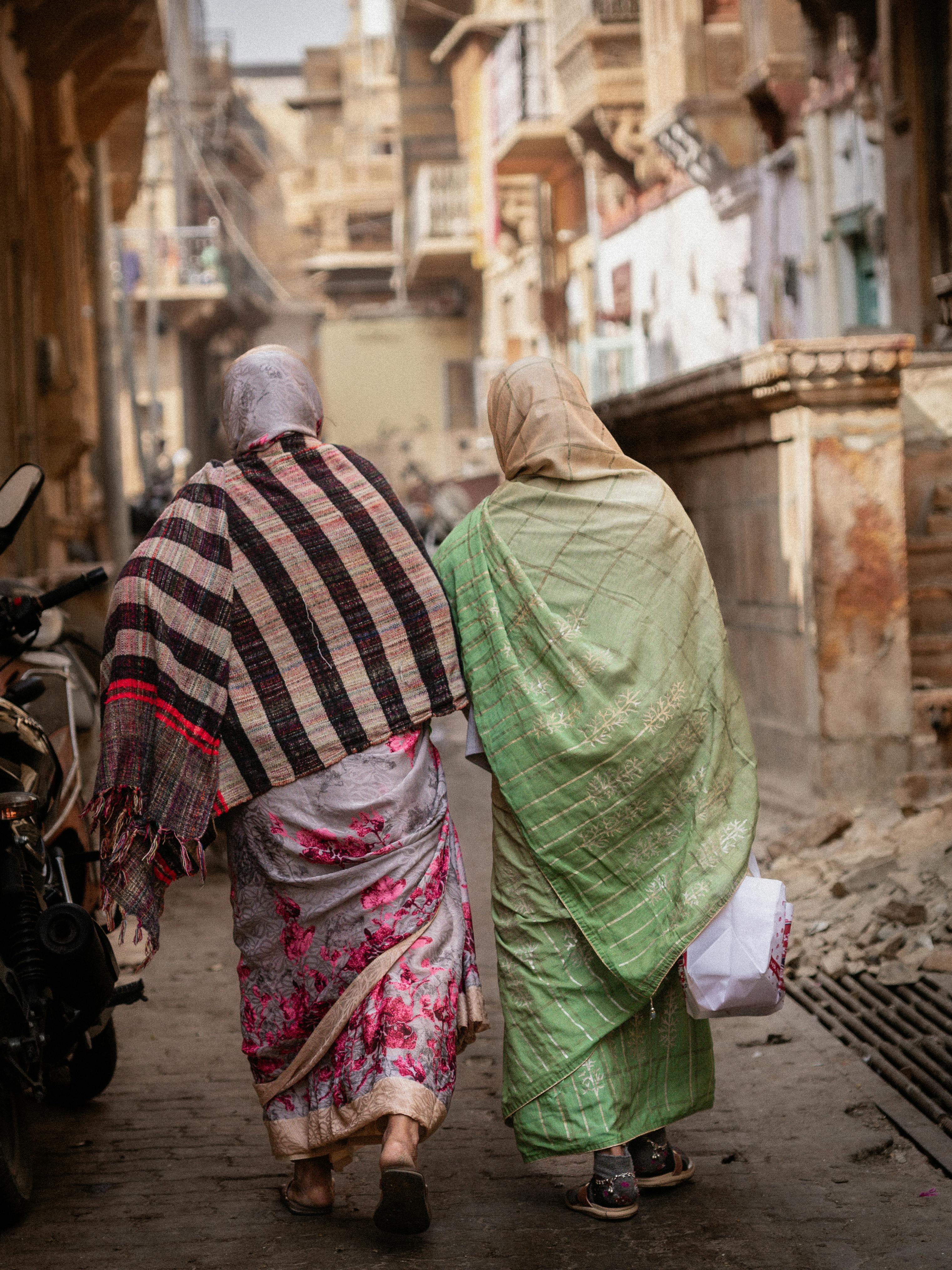 Mujeres Tradicionales Con Saris Coloridos Paseando Por Jodhpur · Foto ...