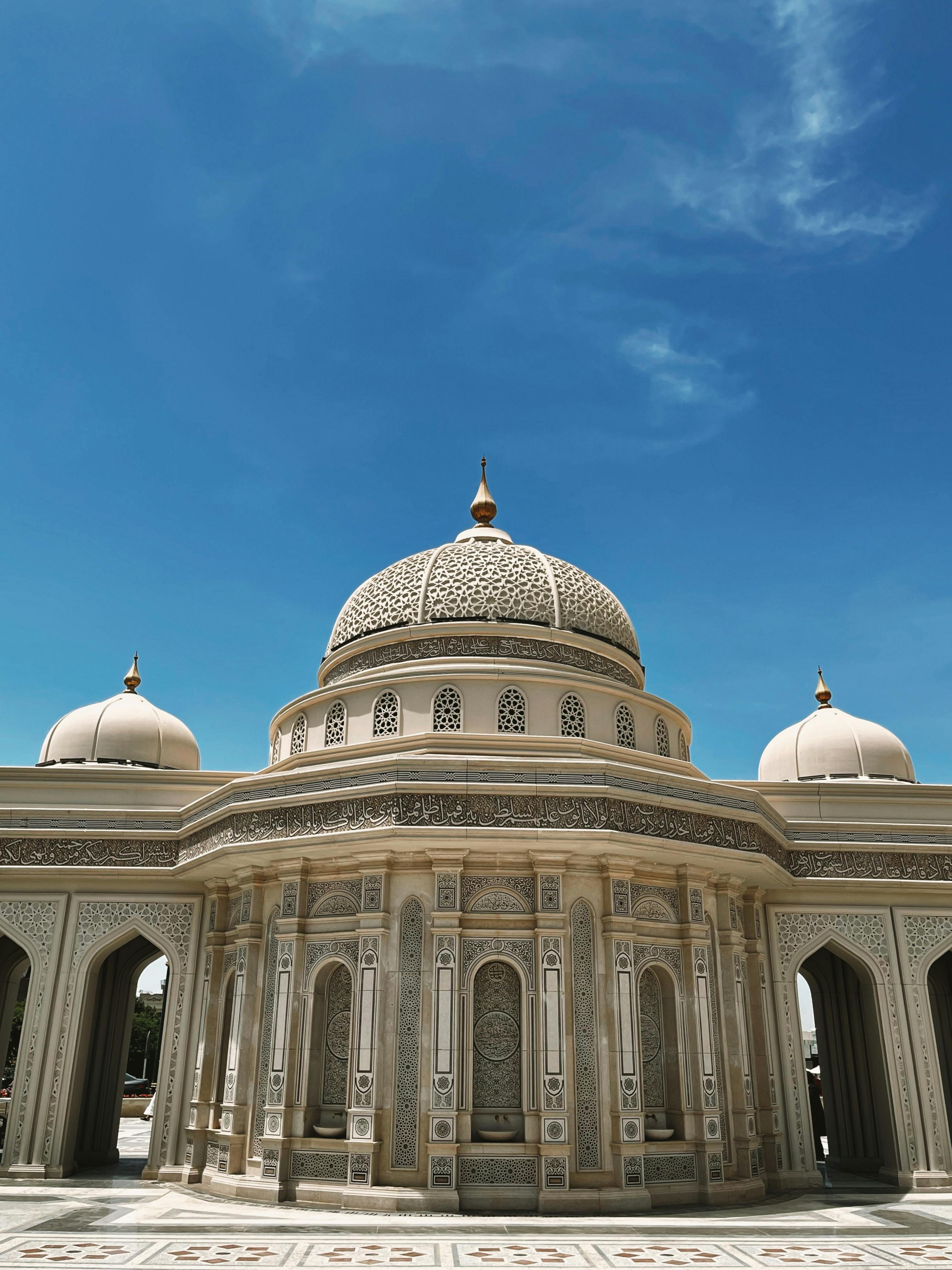 White and Brown Concrete Building · Free Stock Photo