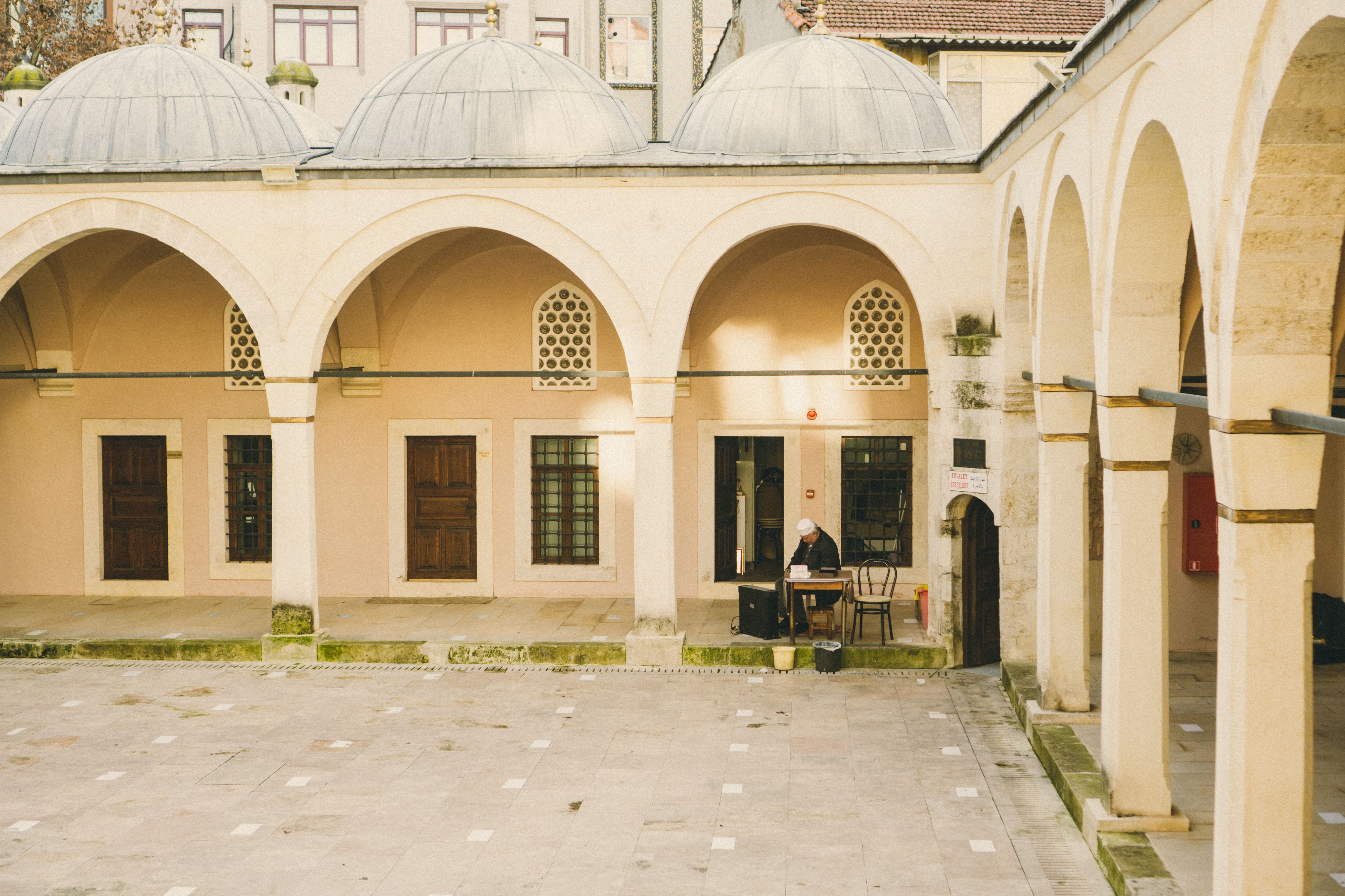 Tranquil Courtyard Scene with Traditional Architecture · Free Stock Photo