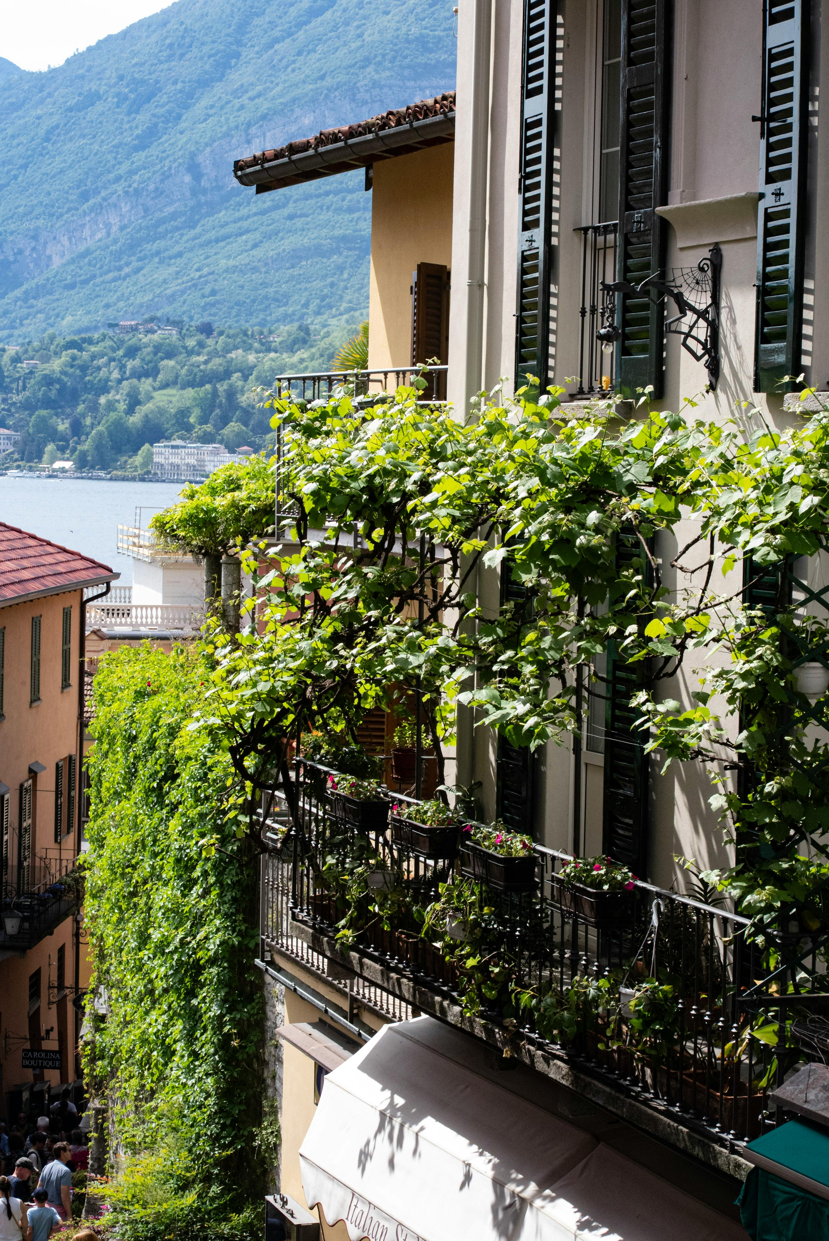 Charming Bellagio Street with Scenic Lake View · Free Stock Photo