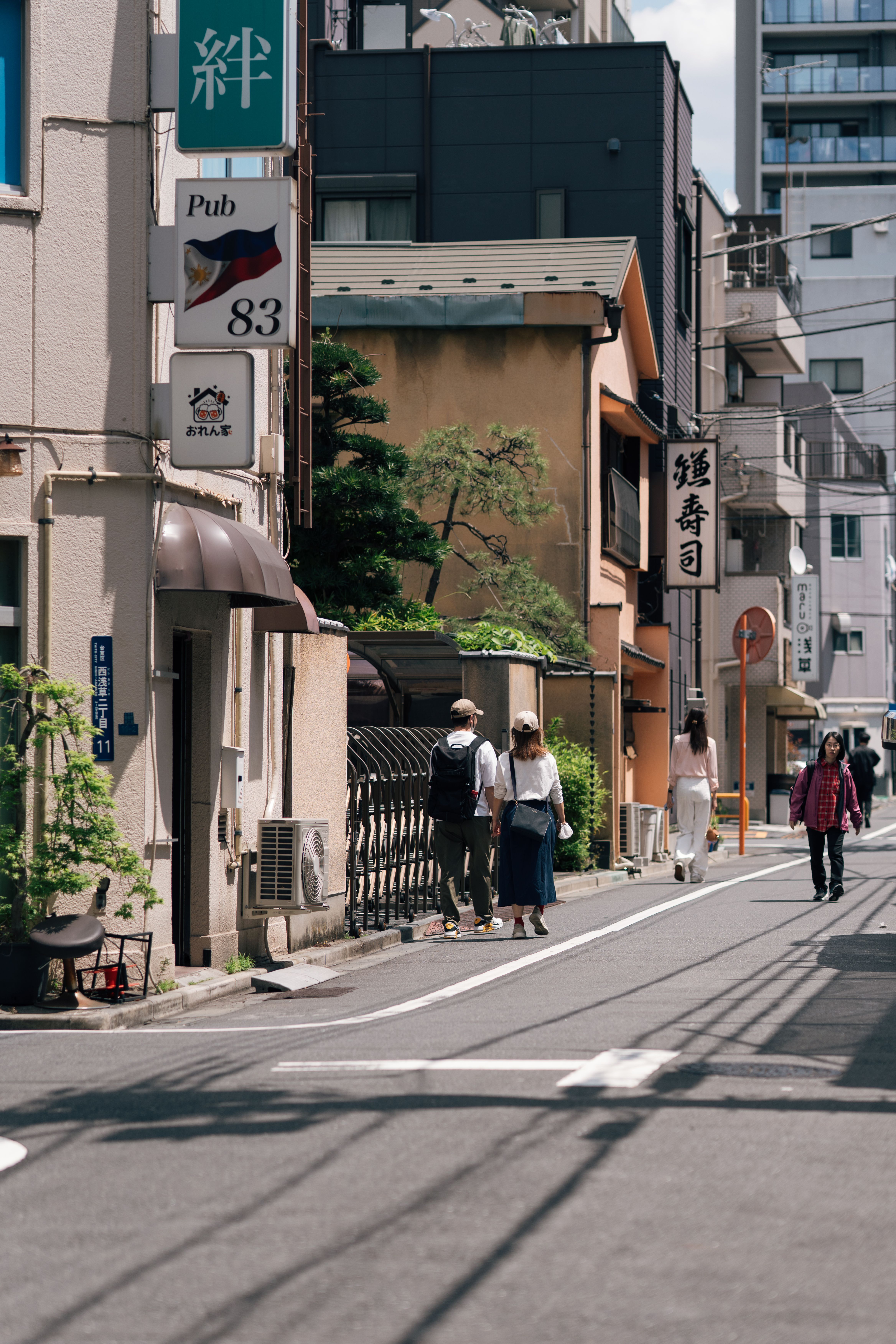 Street Scene in Tokyo with Traditional Architecture · Free Stock Photo