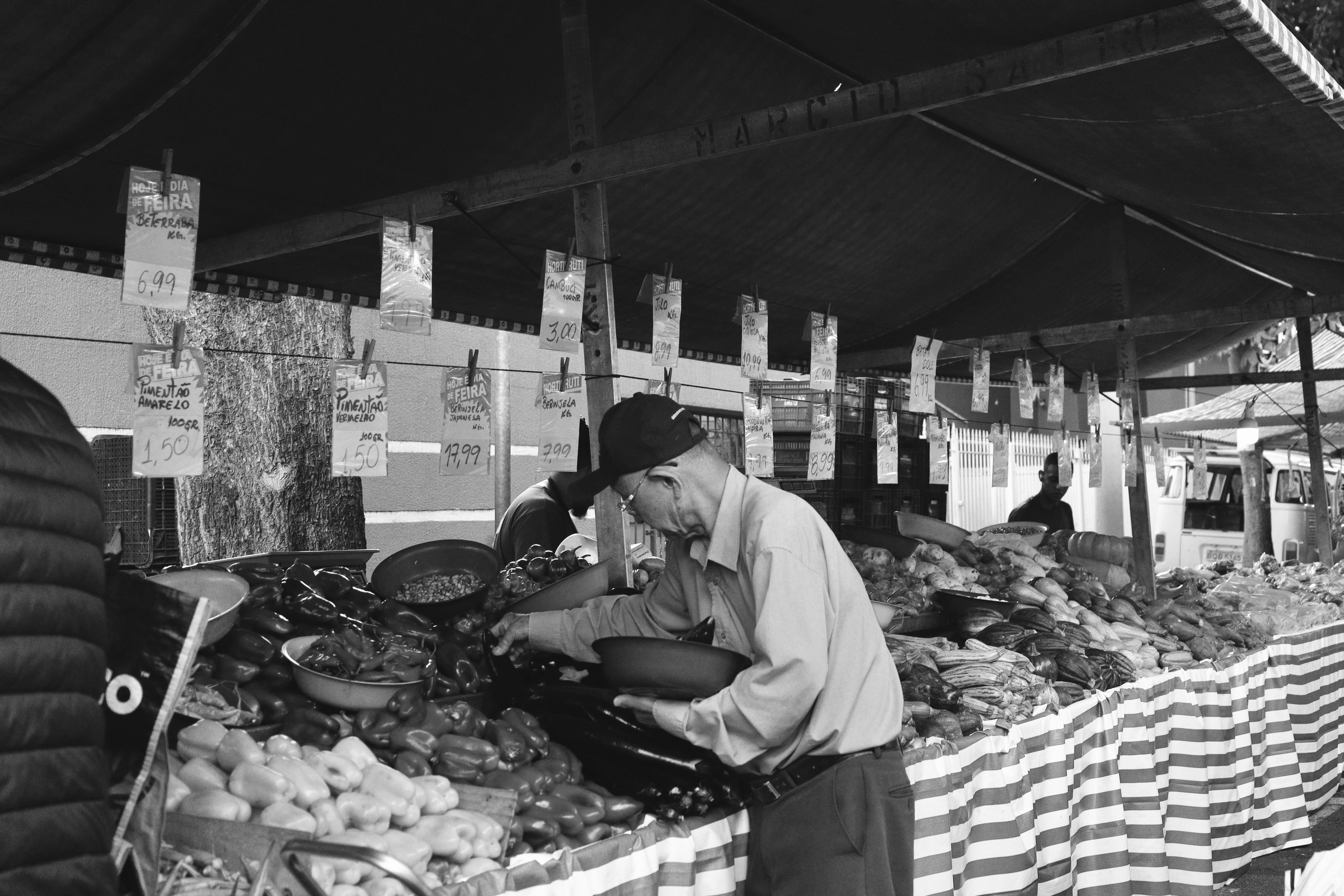 Black and White Market Scene with Vendor · Free Stock Photo