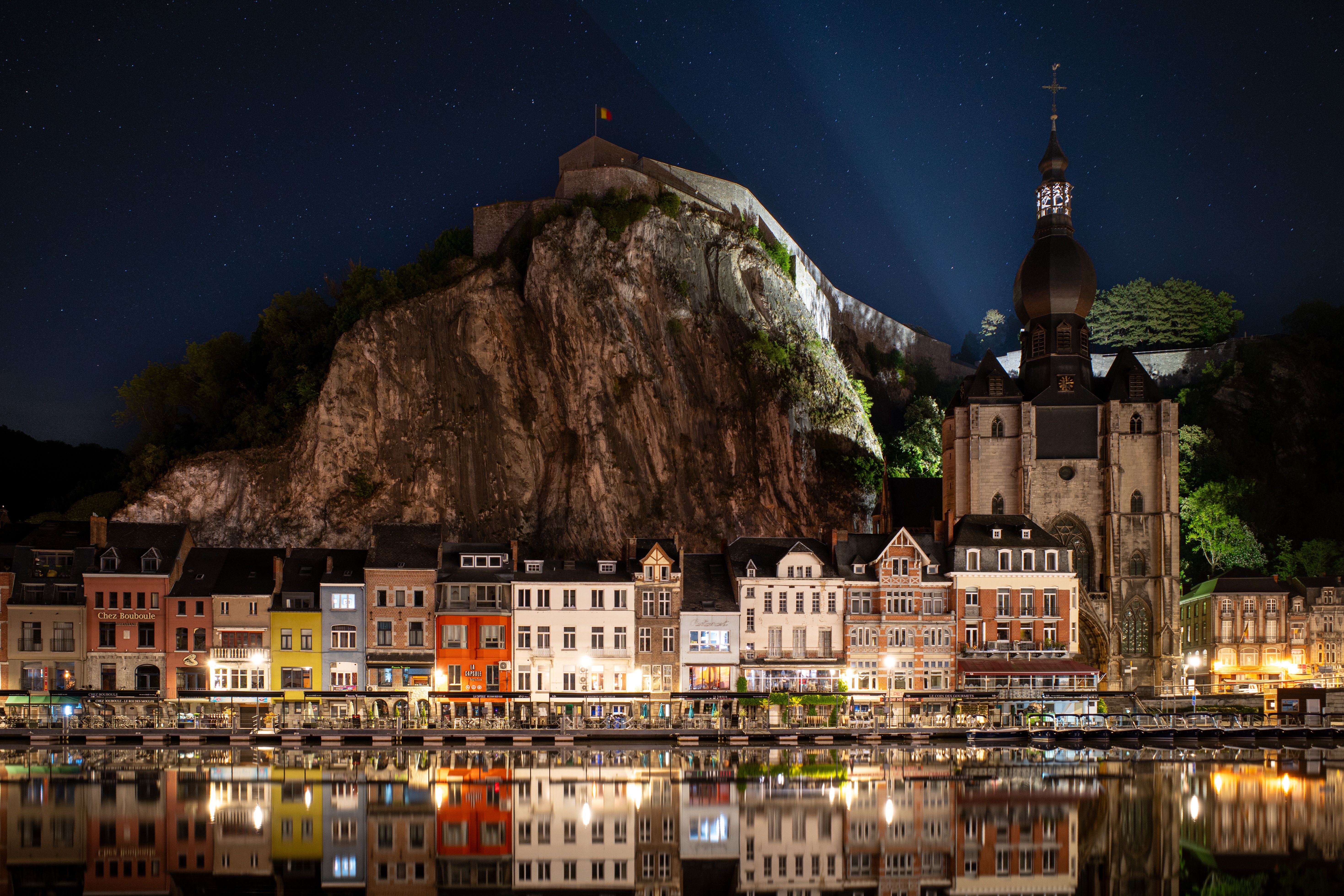 Vista Nocturna De La Ciudadela Y La Iglesia De Dinant (Bélgica) · Foto ...