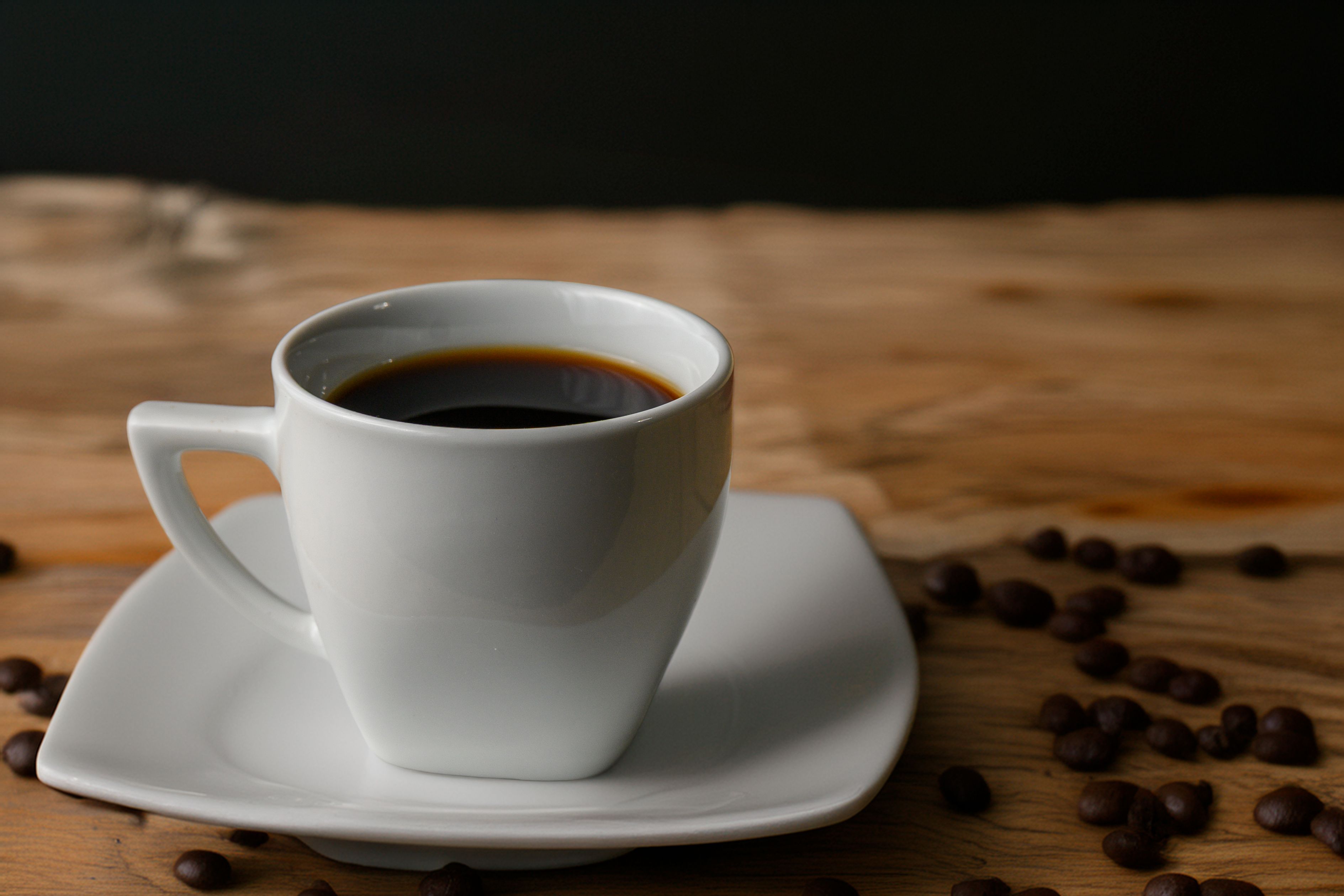 Kopi Hitam Elegan Dalam Cangkir Putih · Foto Stok Gratis