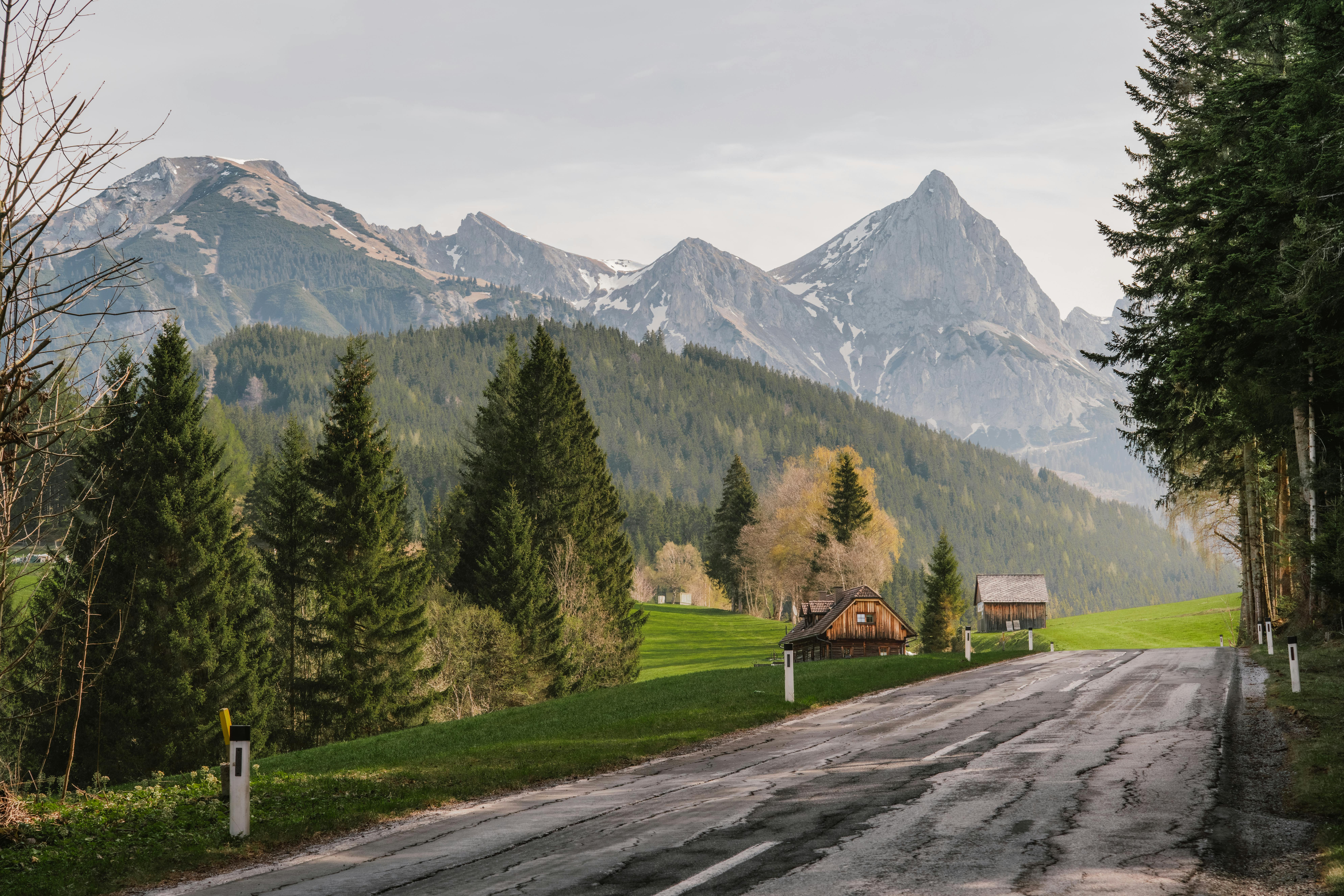 Sereno Paisaje De Montaña Con Cabañas Rústicas · Foto de stock gratuita