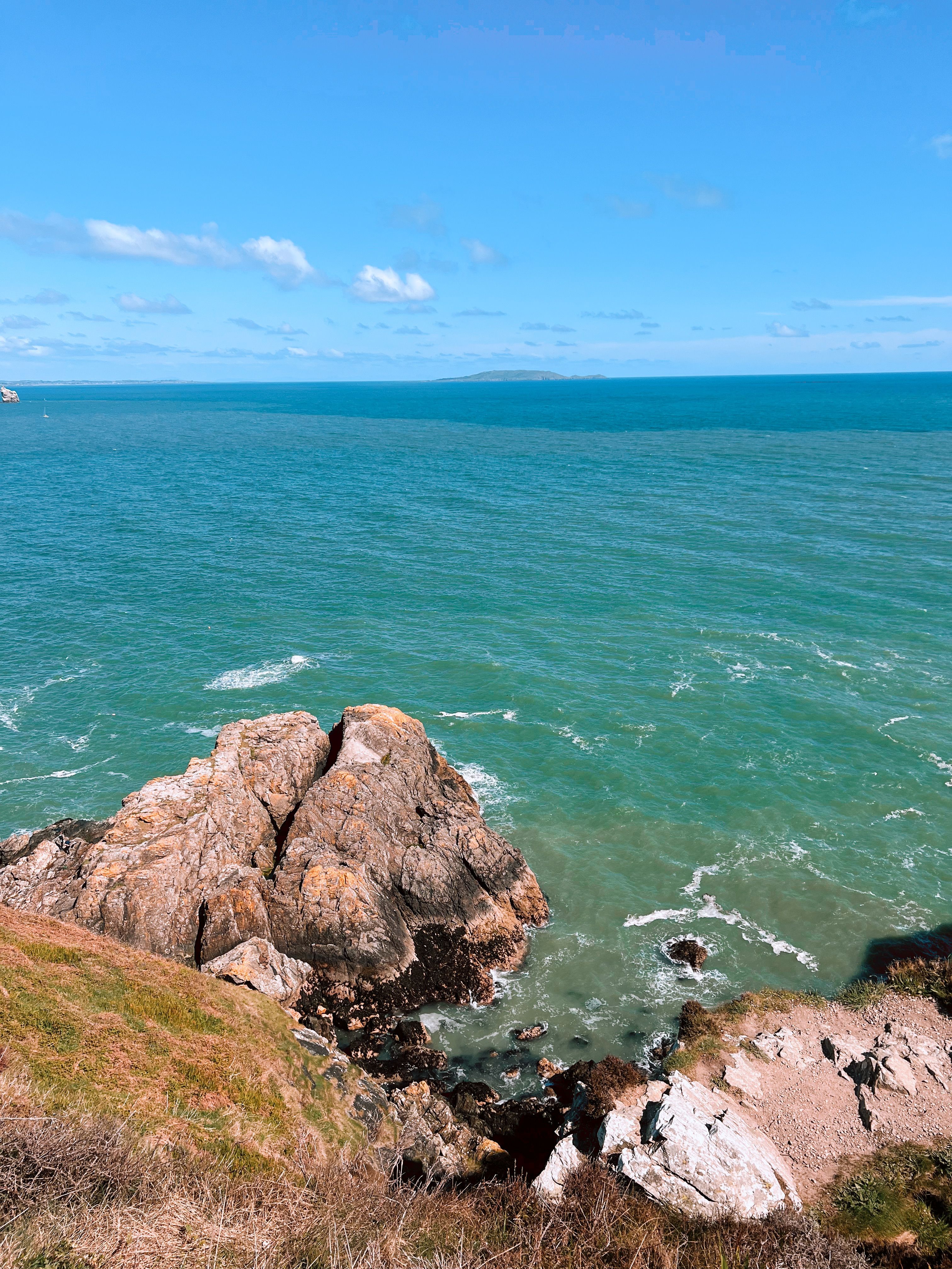 Vista Panorámica De La Costa Con Acantilado Rocoso Y Océano Azul · Foto ...