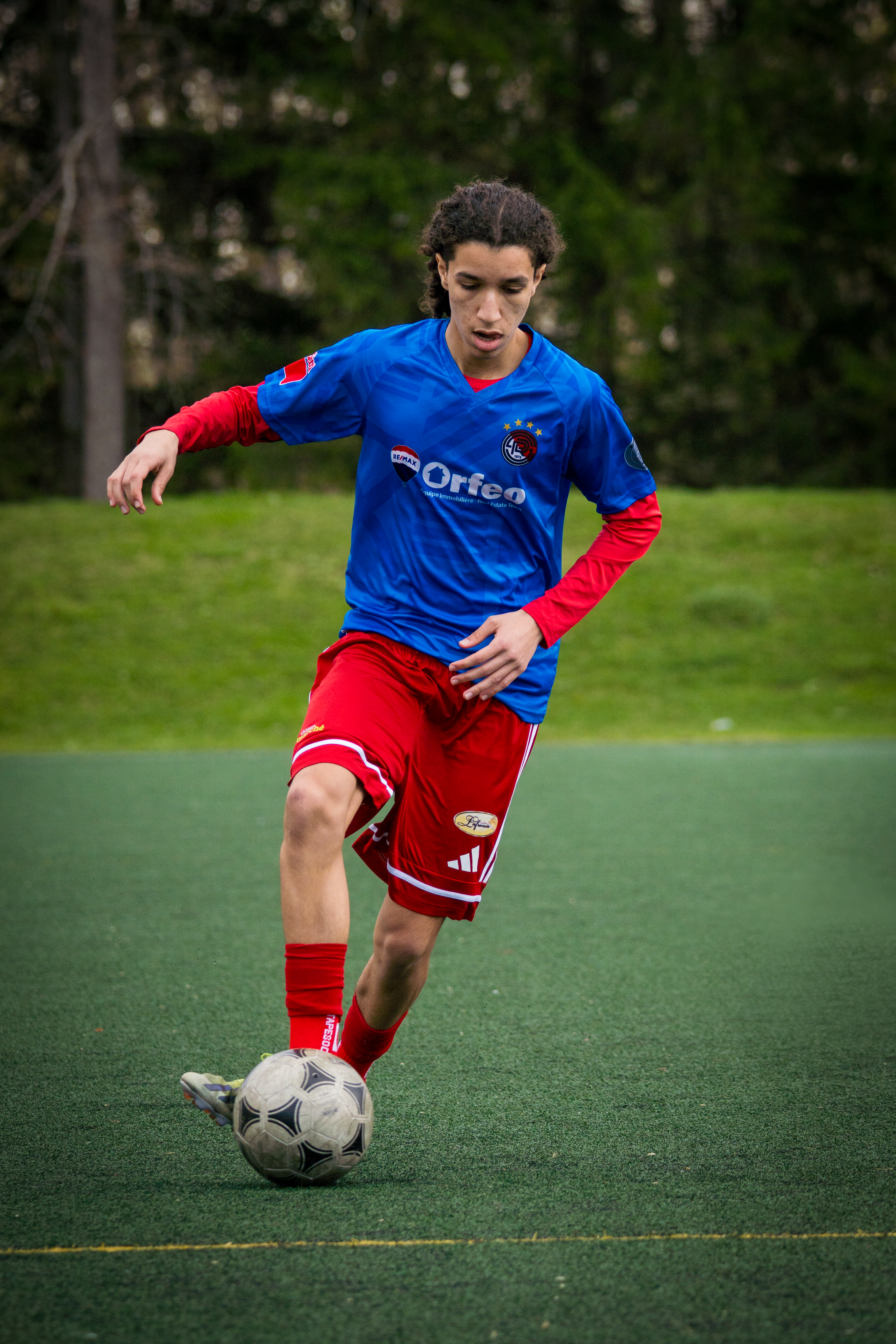 Joven Futbolista En Acción En El Campo · Foto de stock gratuita
