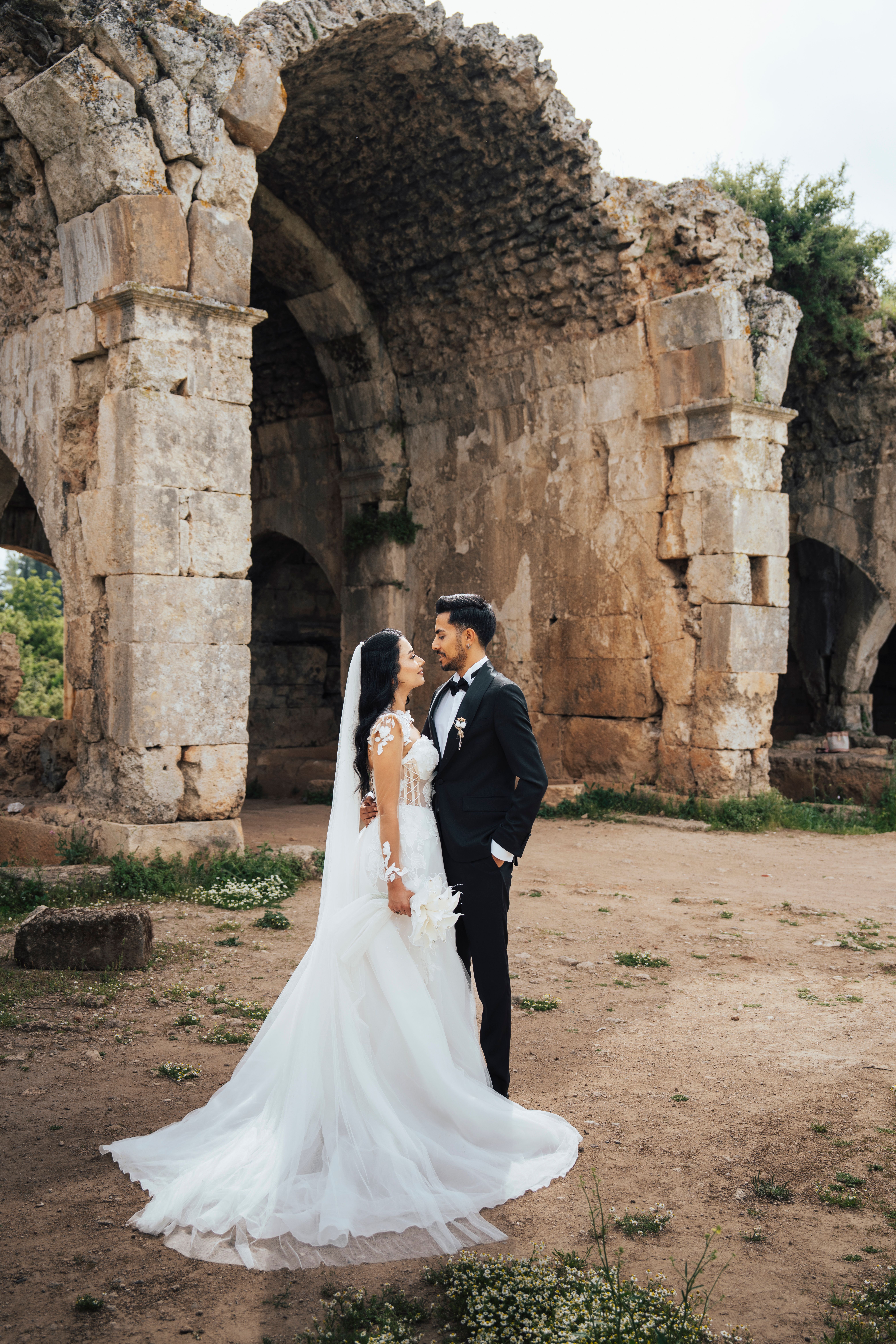 Romantic Wedding in Ancient Ruins · Free Stock Photo