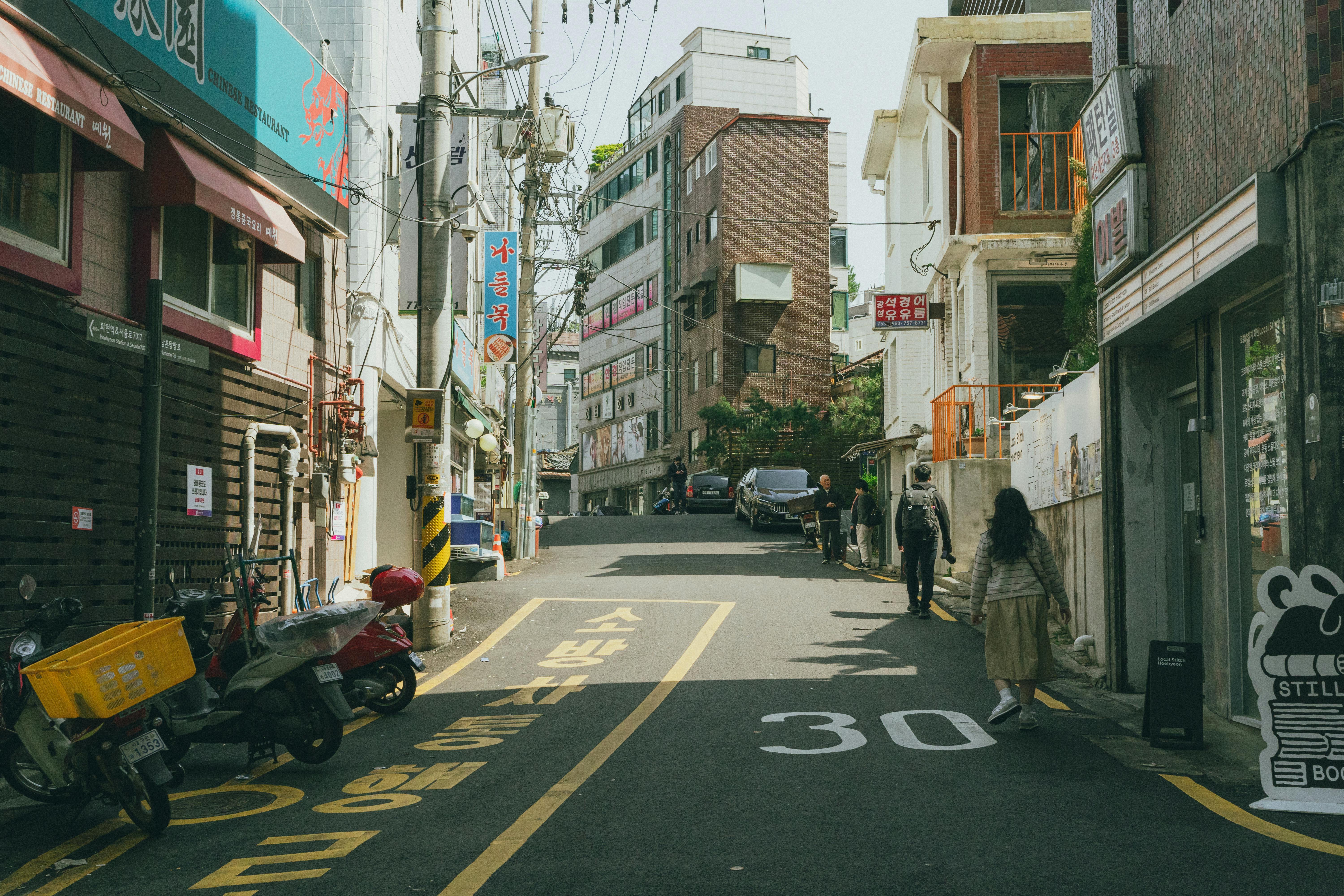 Charming Streetscape of Seoul's Urban Neighborhood · Free Stock Photo