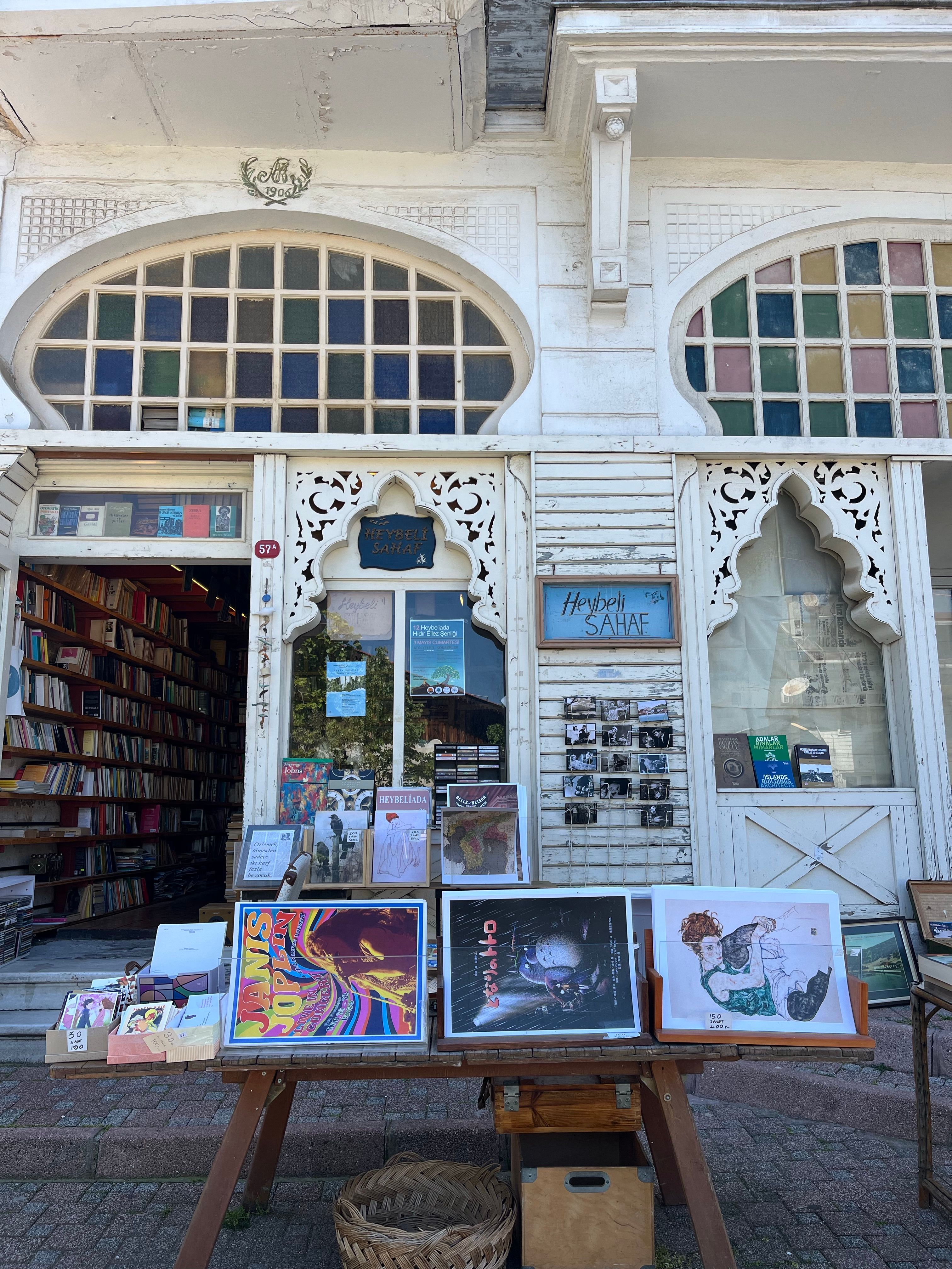 Charming Outdoor Bookstore in Historic Setting · Free Stock Photo
