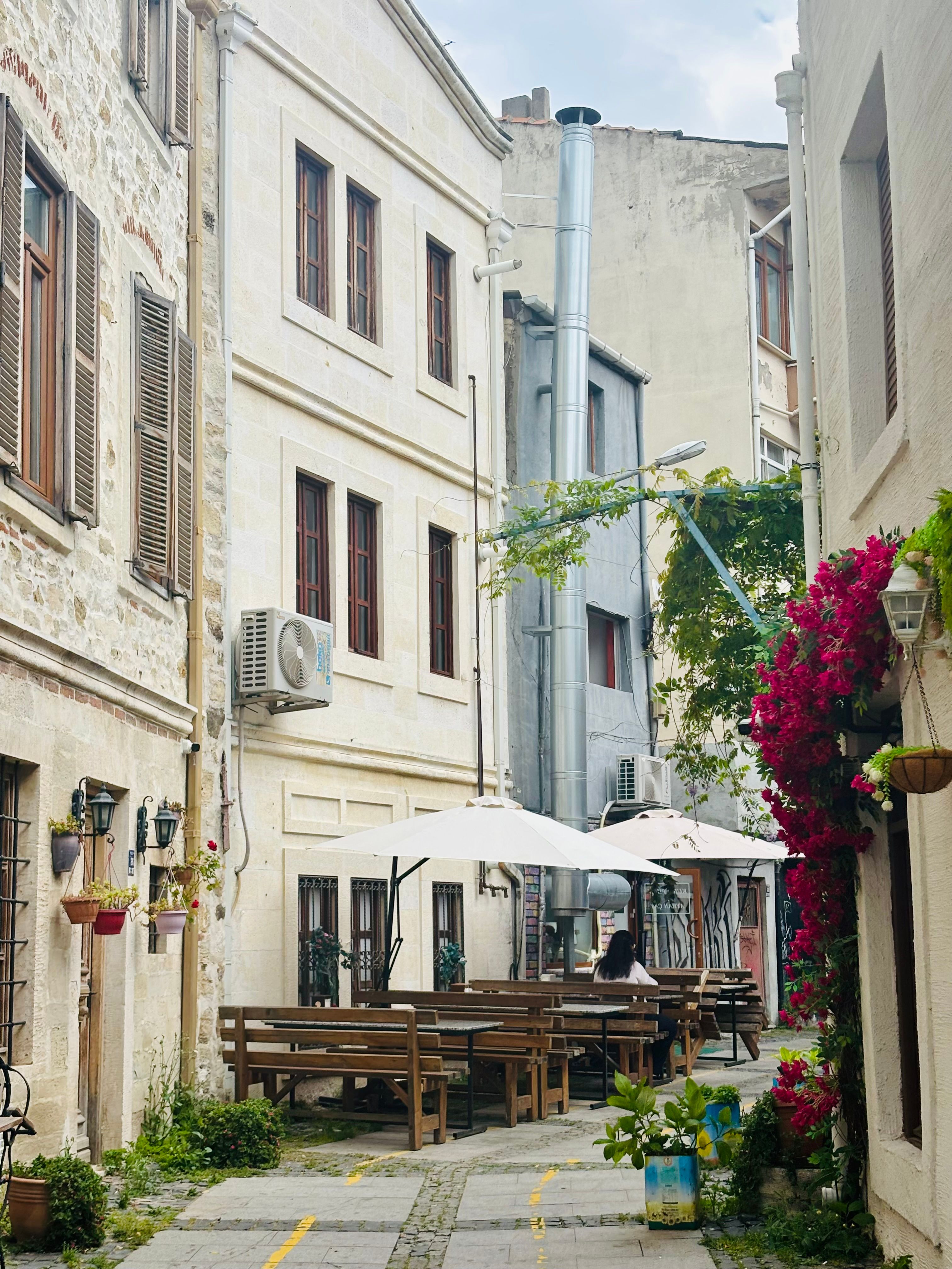 Charming Outdoor Cafe in Historic Çanakkale Street · Free Stock Photo