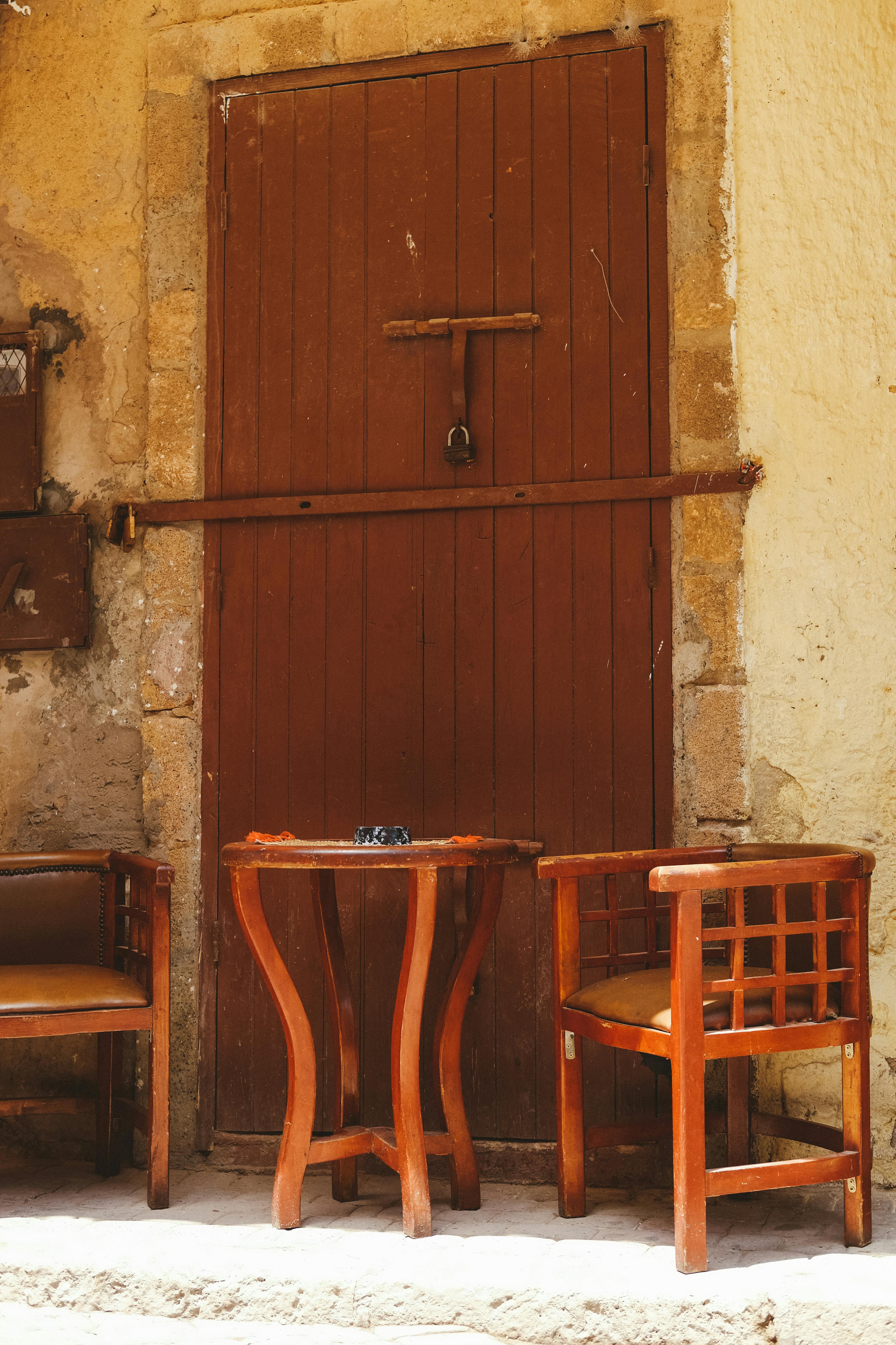 Escena De Asientos En Un Patio Rústico Marroquí · Foto de stock gratuita
