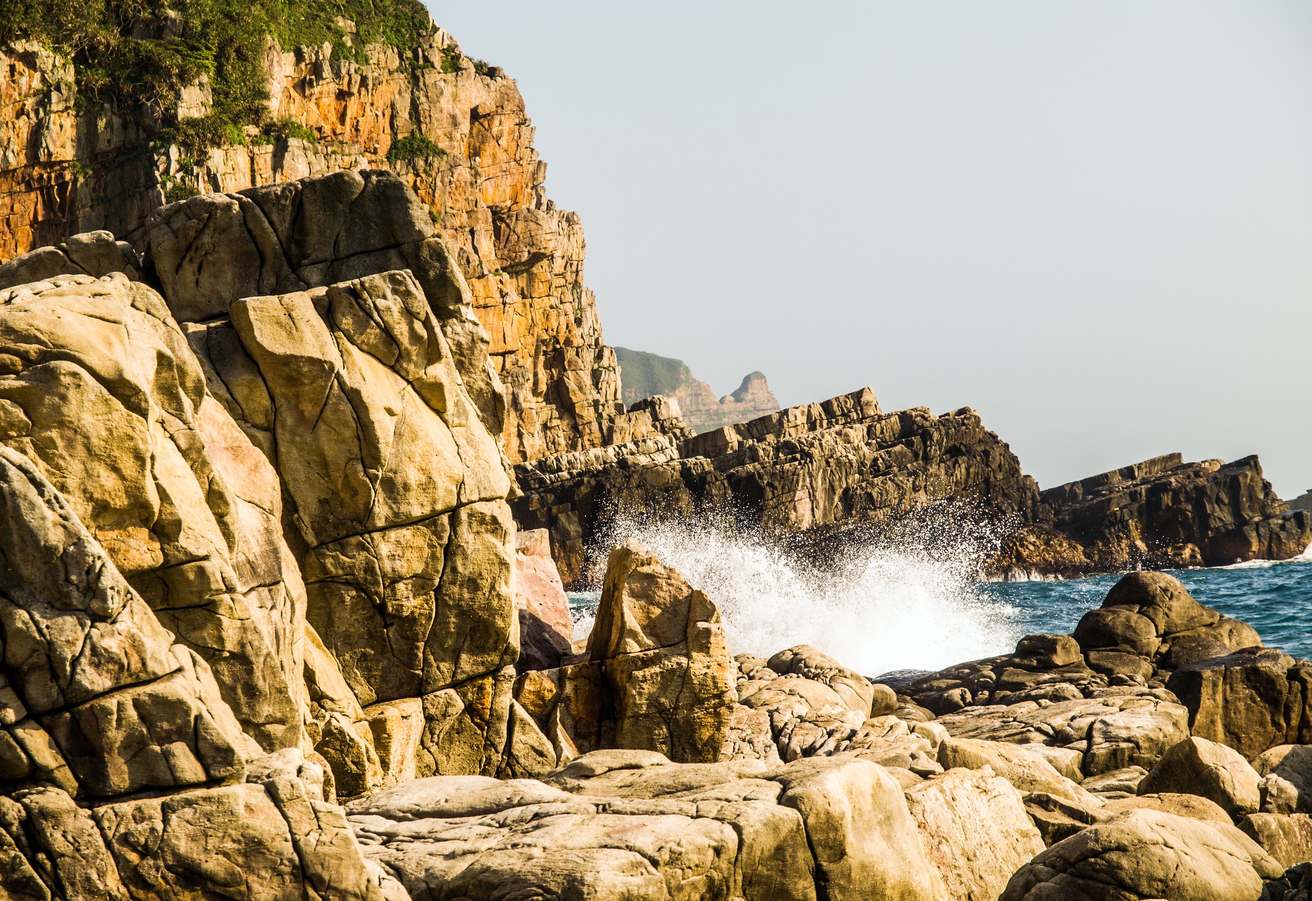 Dramatic Ocean Waves Crashing on Rocky Shoreline · Free Stock Photo