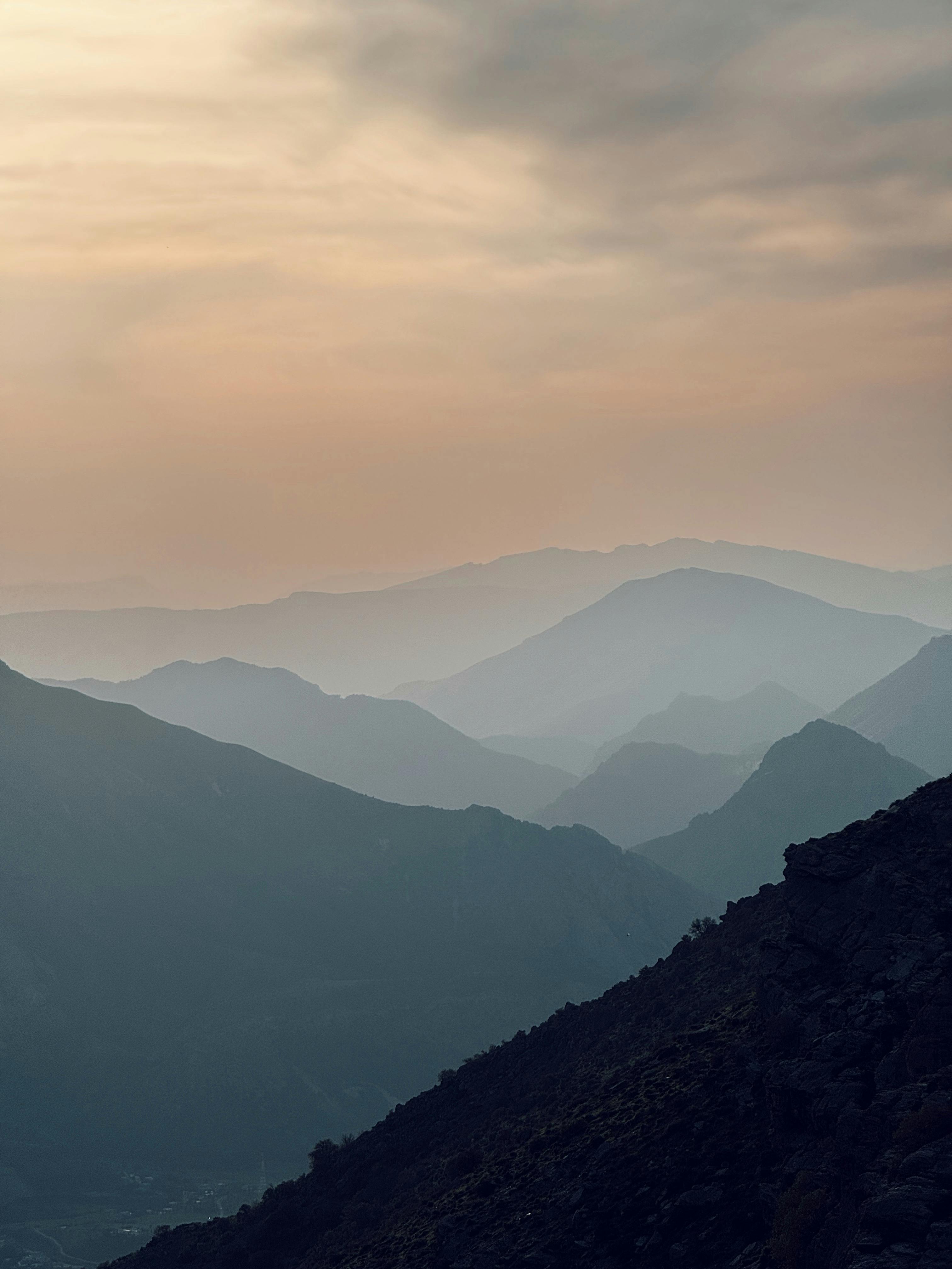 Misty Mountain Landscape in Erbil at Sunrise · Free Stock Photo