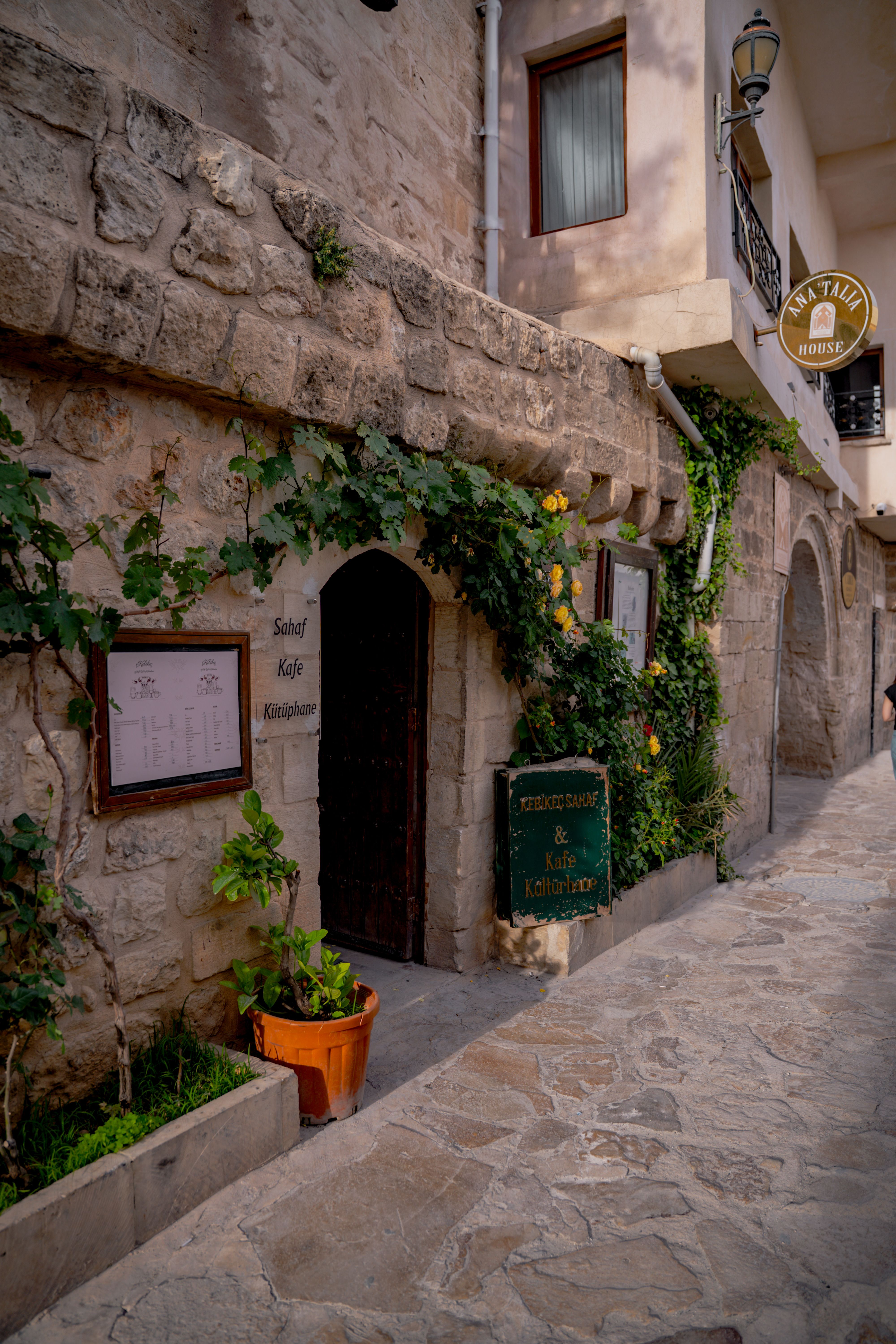 Quaint Stone Alleyway Cafe with Ivy Walls · Free Stock Photo