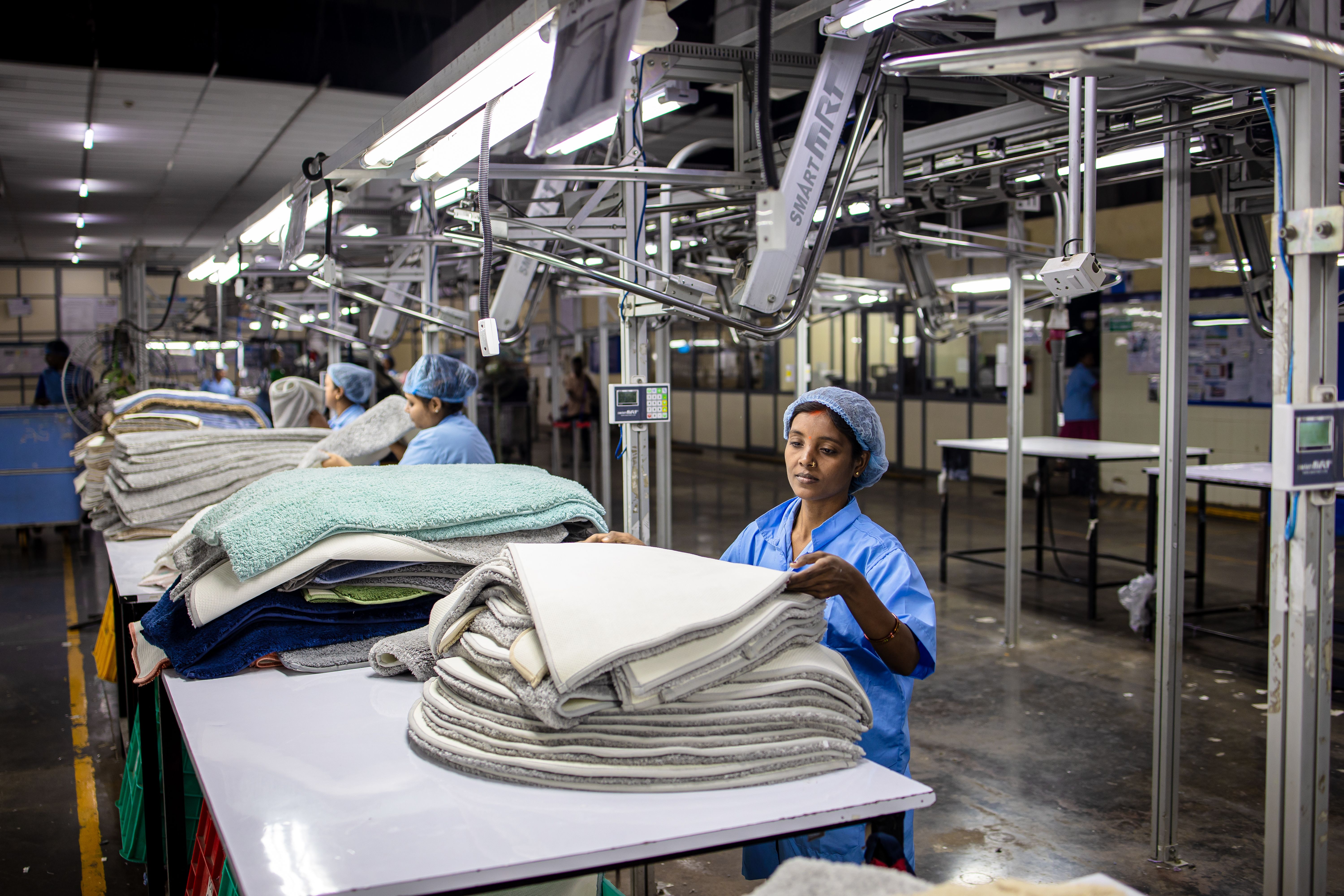 Trabajadores De Una Fábrica Textil Clasificando Telas En Interiores ...