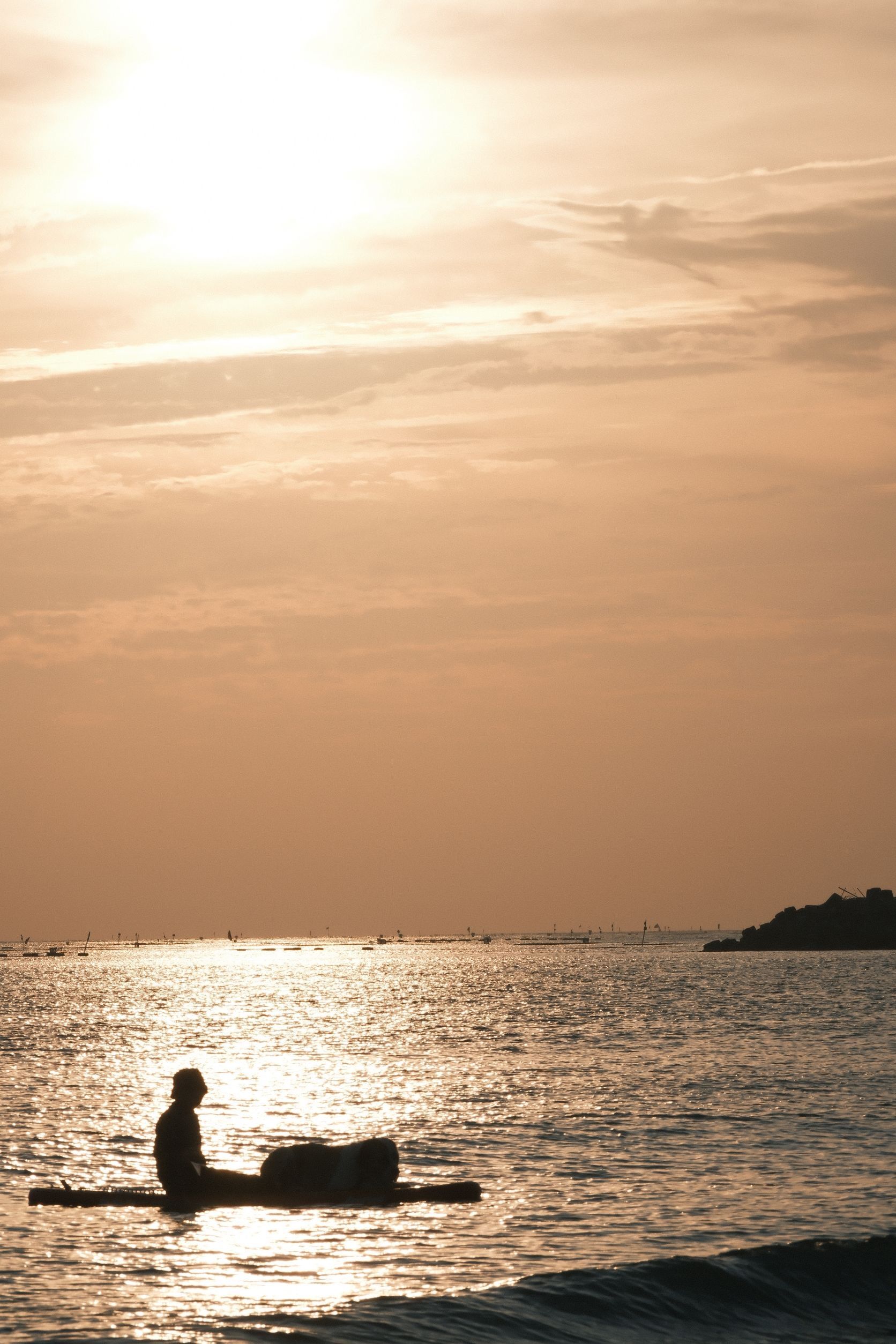 Remo Al Atardecer En Las Aguas De La Ciudad De Nueva Taipéi · Foto de ...