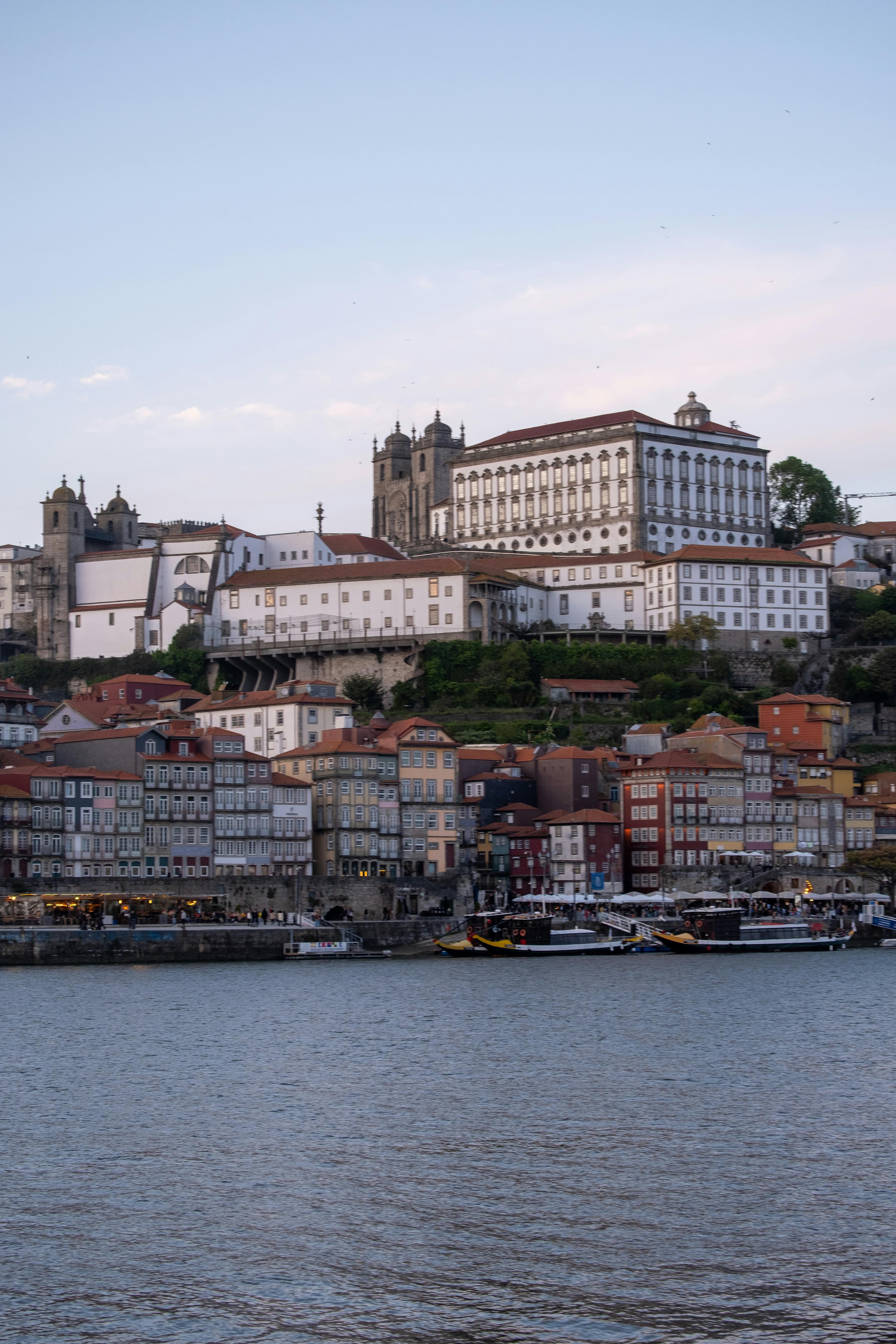Casas Coloridas A Lo Largo Del Río En Oporto · Foto de stock gratuita