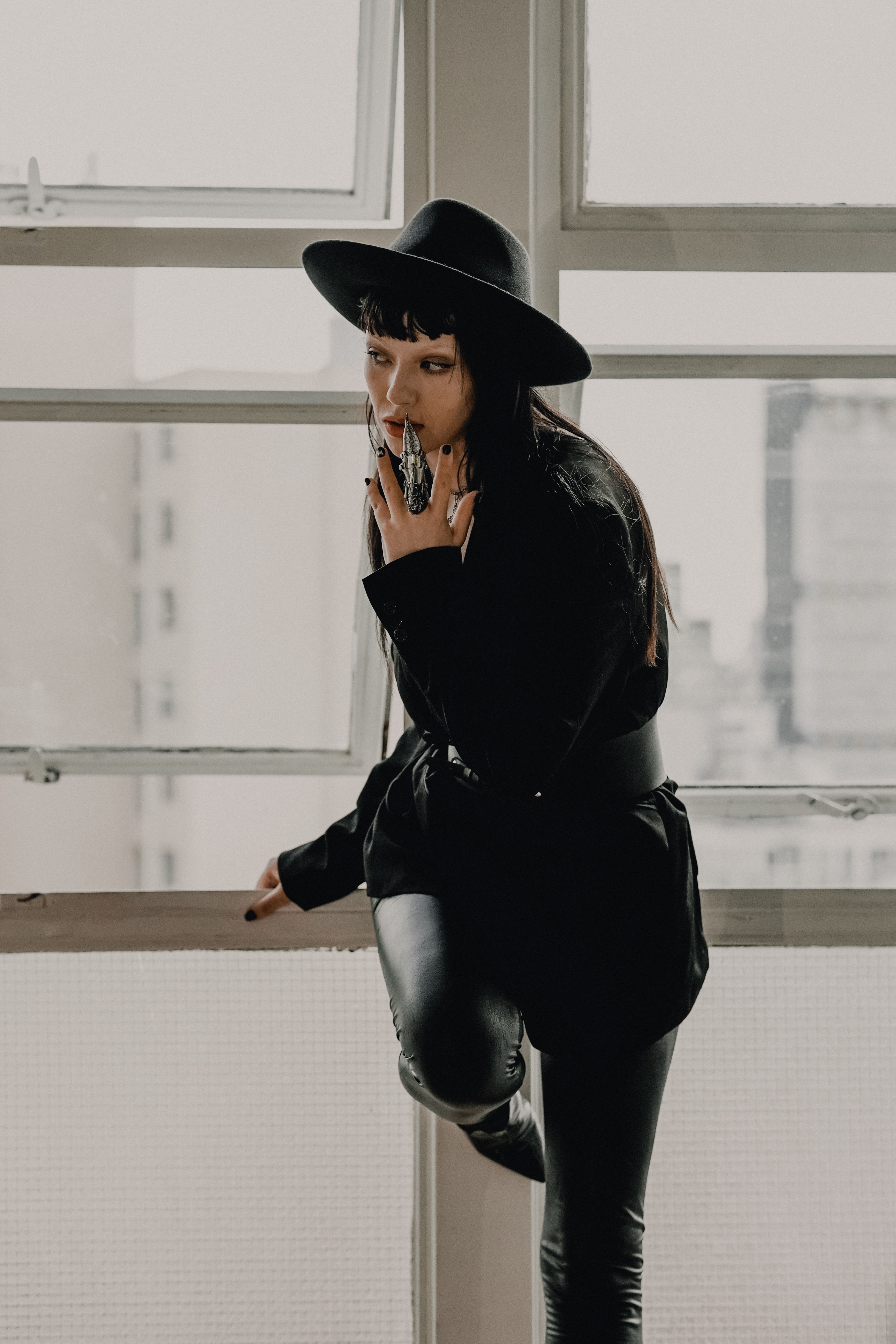 Femme à La Mode En Tenue Noire Avec Cigarette · Photo gratuite