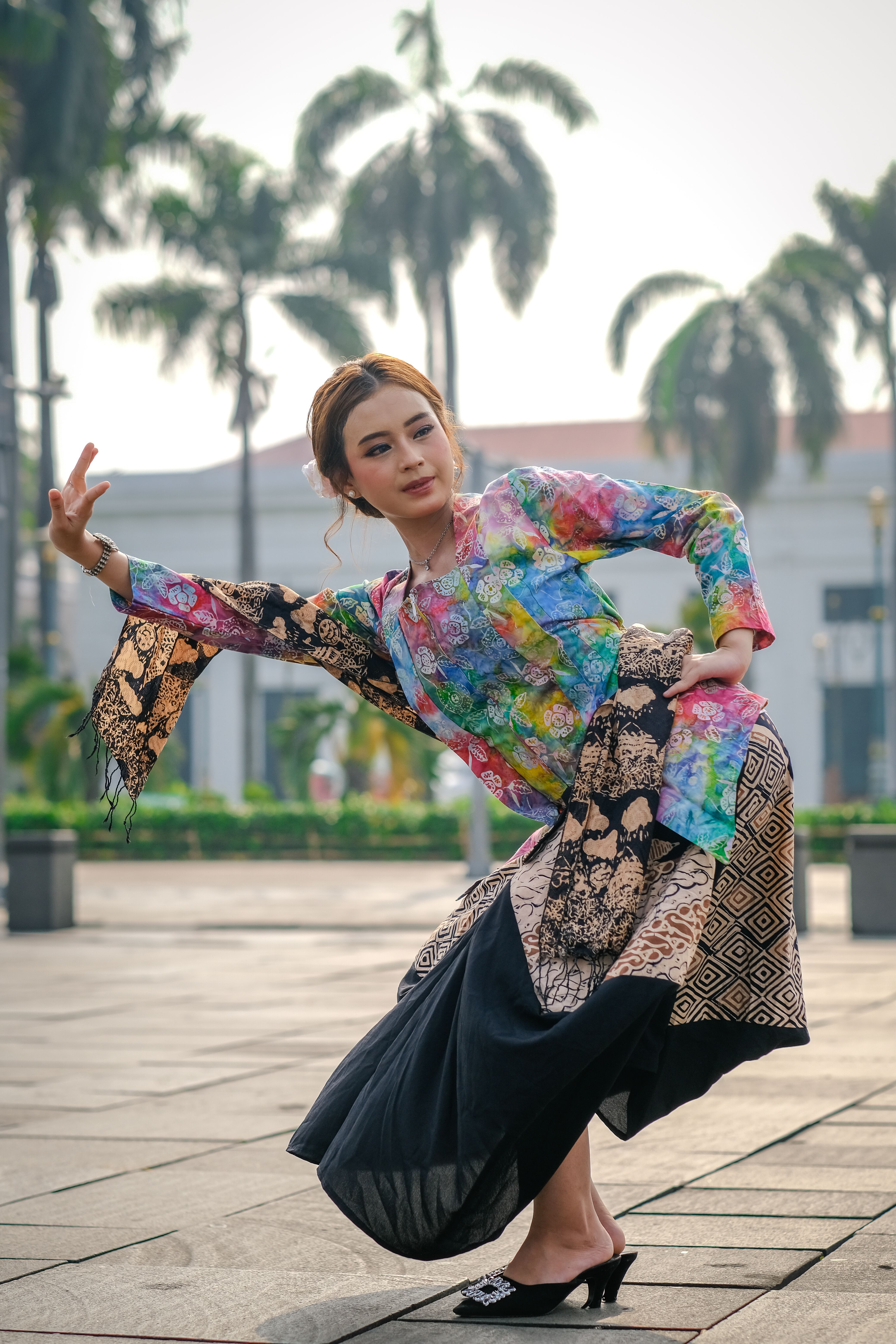 Une élégante Jeune Femme Exécute La Danse Traditionnelle Betawi, Vêtue ...