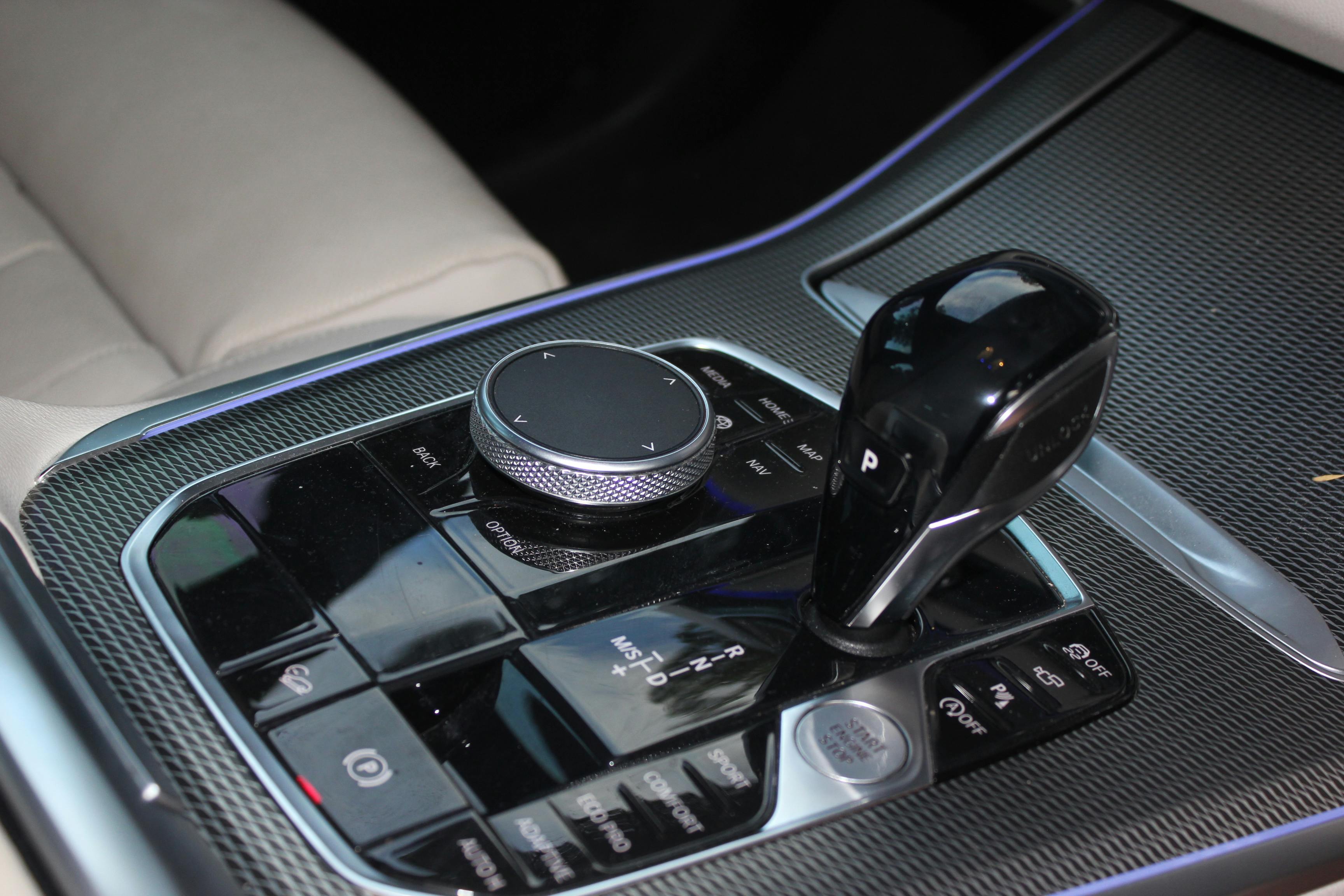 Primer Plano De La Perilla De Cambio De Marchas De Un Automóvil De Lujo ...