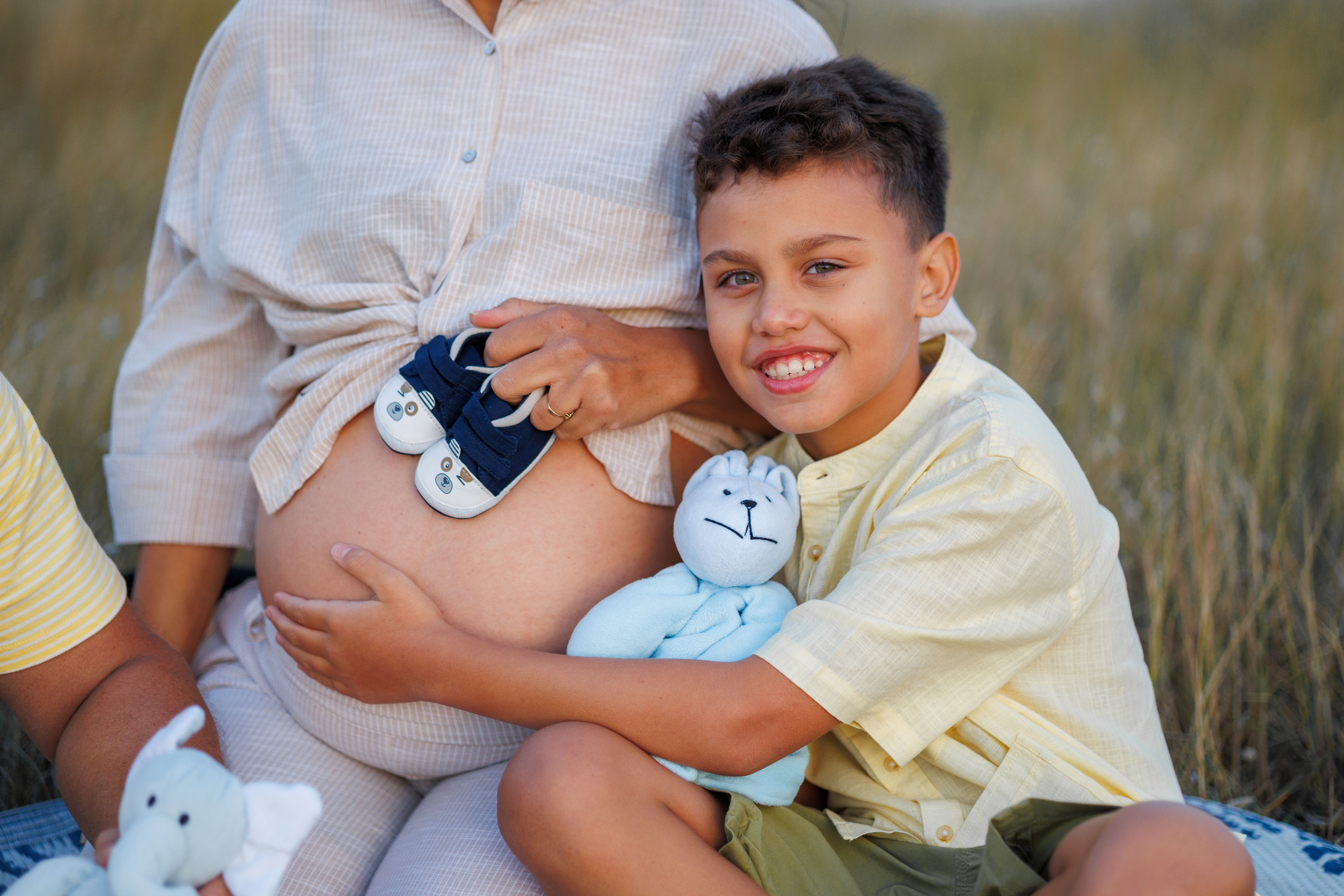 Heartwarming Family Moment with Expecting Mother · Free Stock Photo