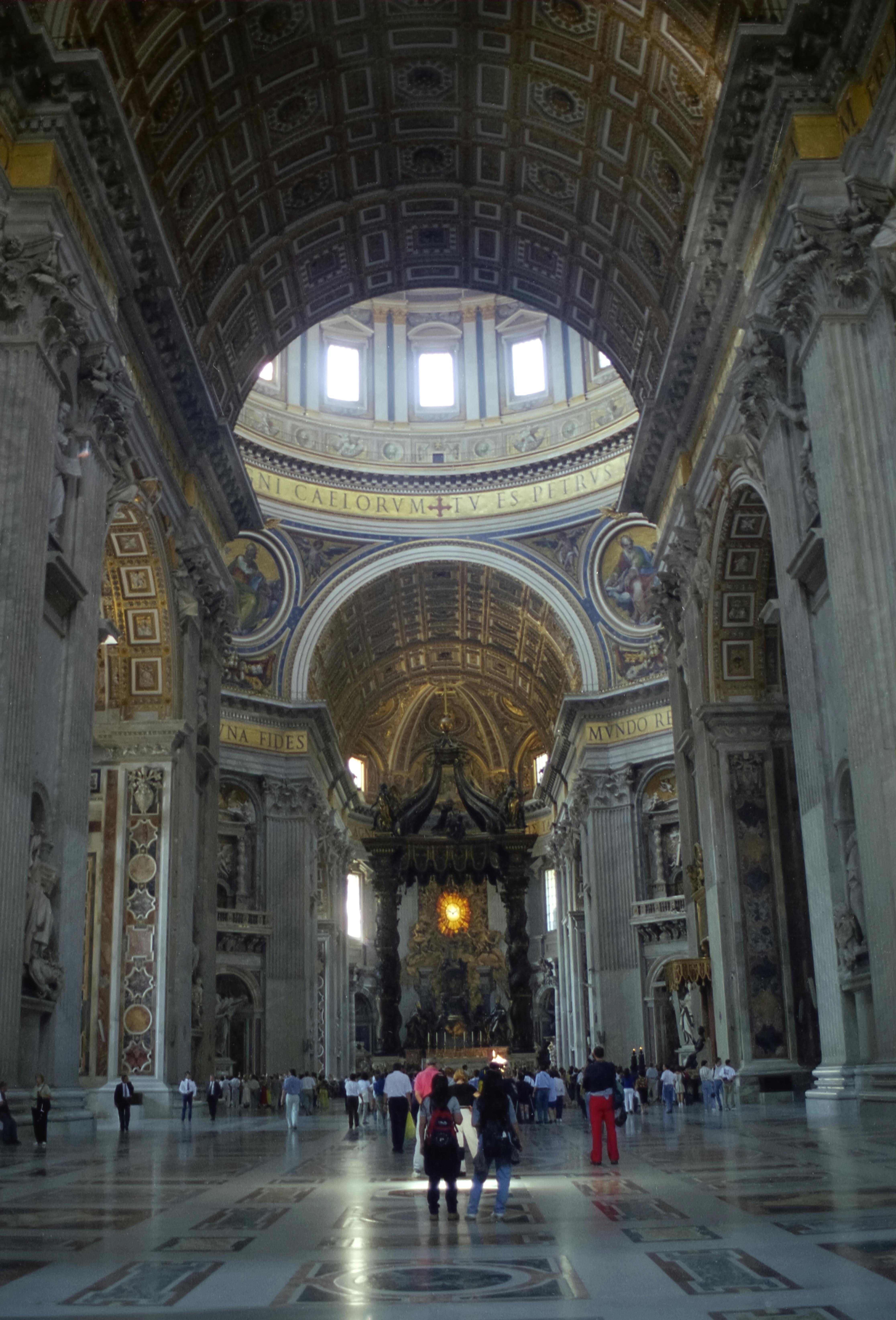 Interior Da Basílica De São Pedro, Cidade Do Vaticano · Foto ...