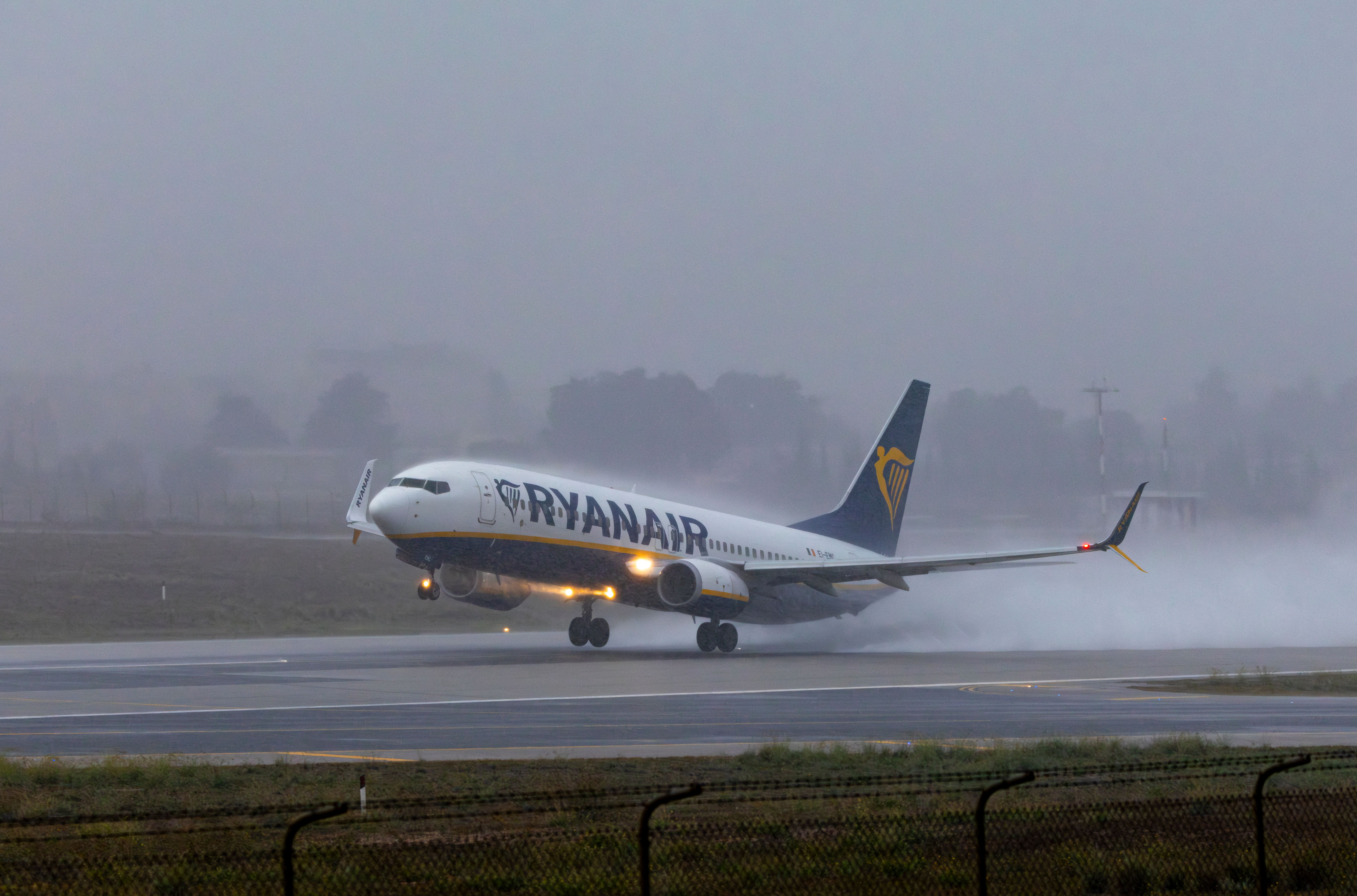 Plane In The Rain Photos, Download The BEST Free Plane In The Rain ...