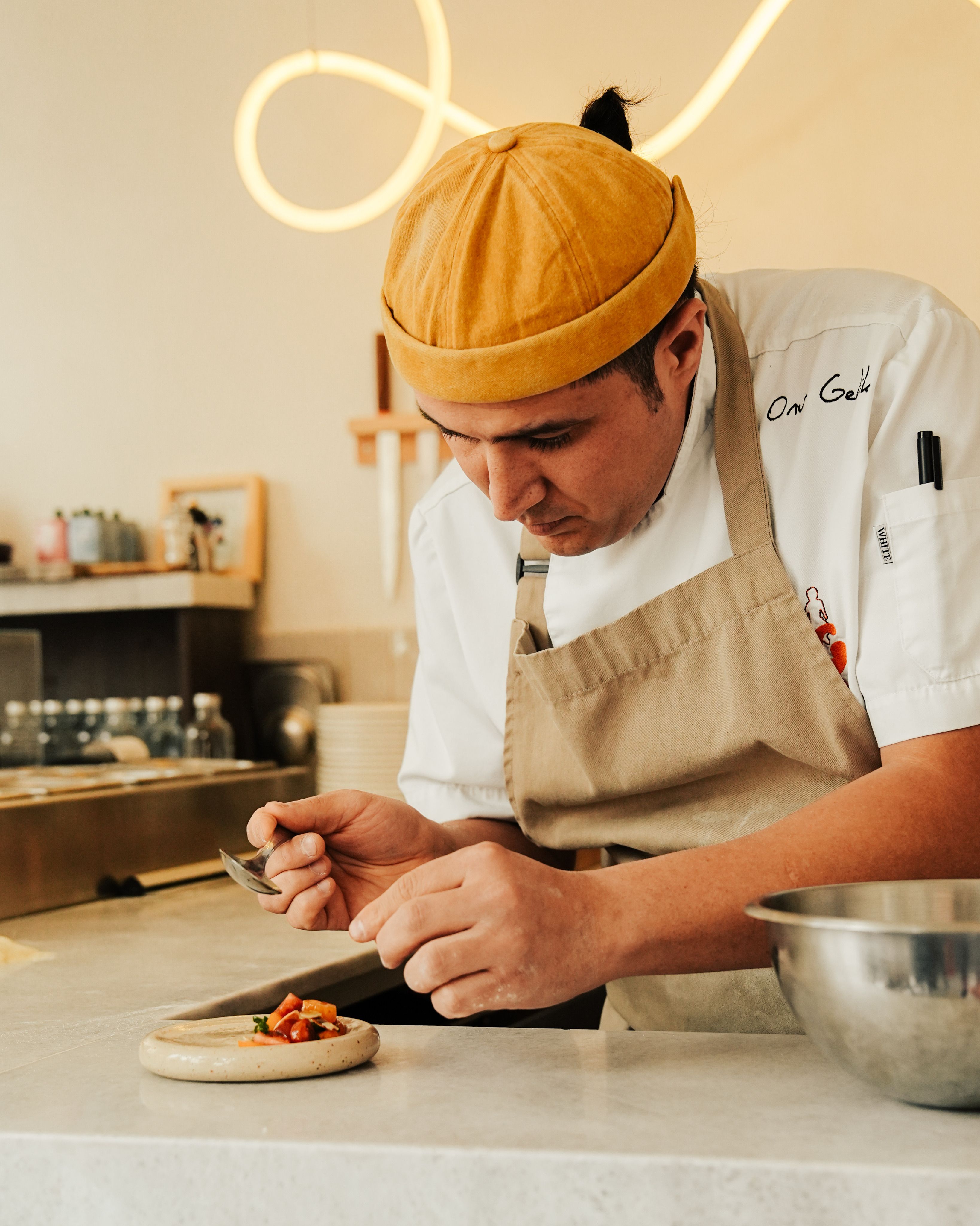 Chef Emplatando Con Precisión Un Plato En Una Cocina Moderna · Foto de ...