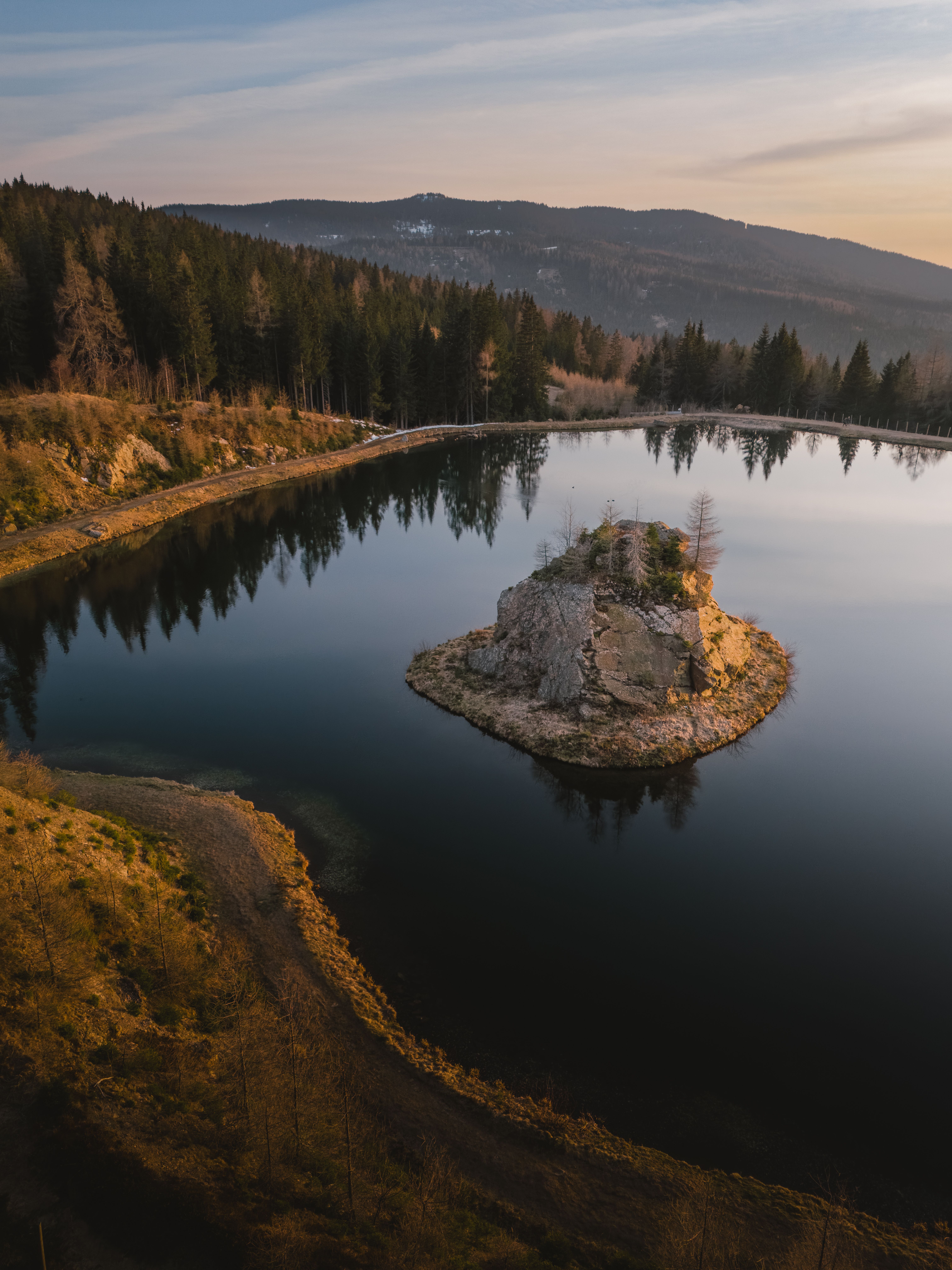Danau Yang Tenang Dengan Pulau Yang Indah Saat Matahari Terbenam · Foto ...