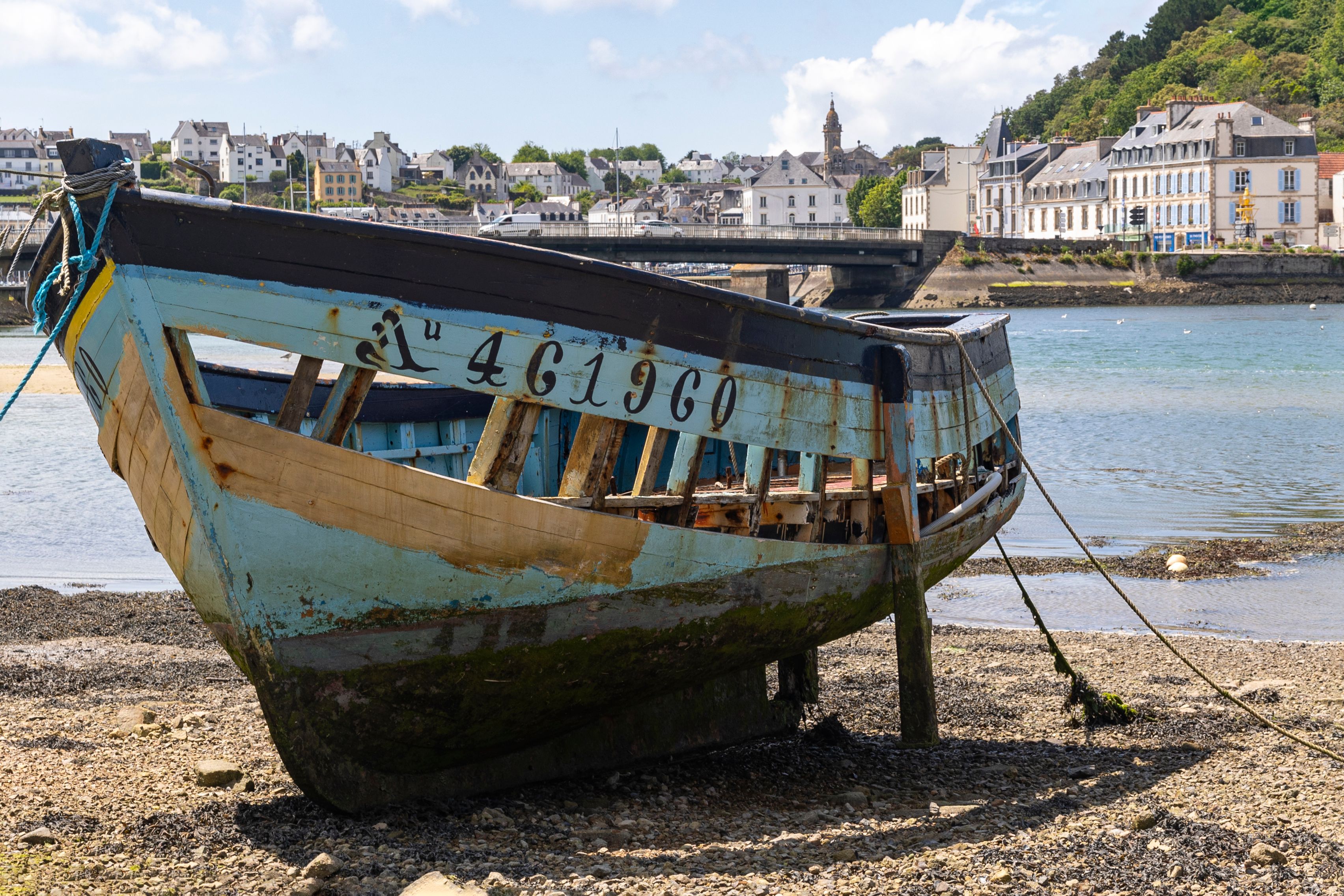 Old Boat Wreck on Shoreline at Audierne, France · Free Stock Photo