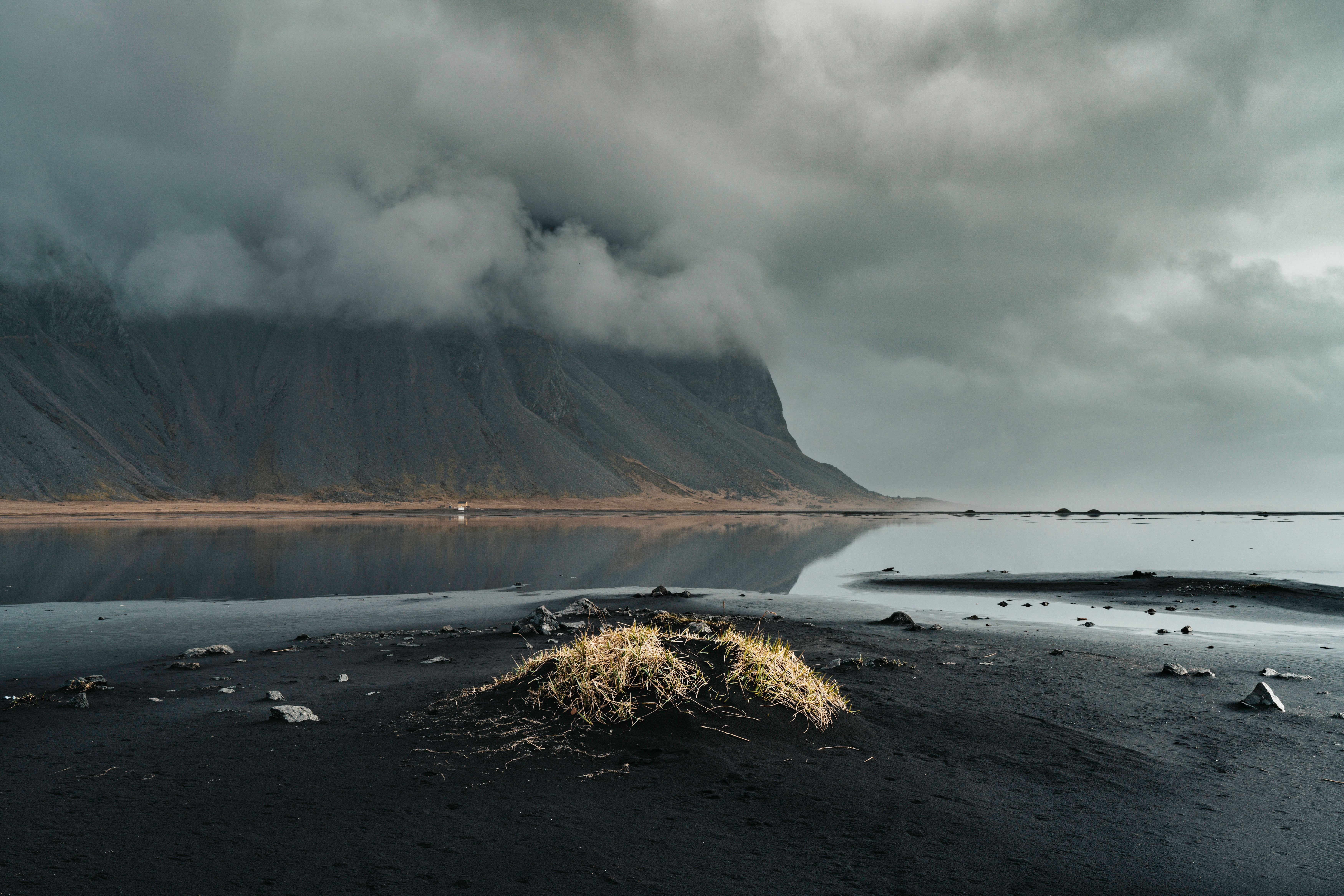 Dramatic Icelandic Landscape with Mountains and Lake · Free Stock Photo