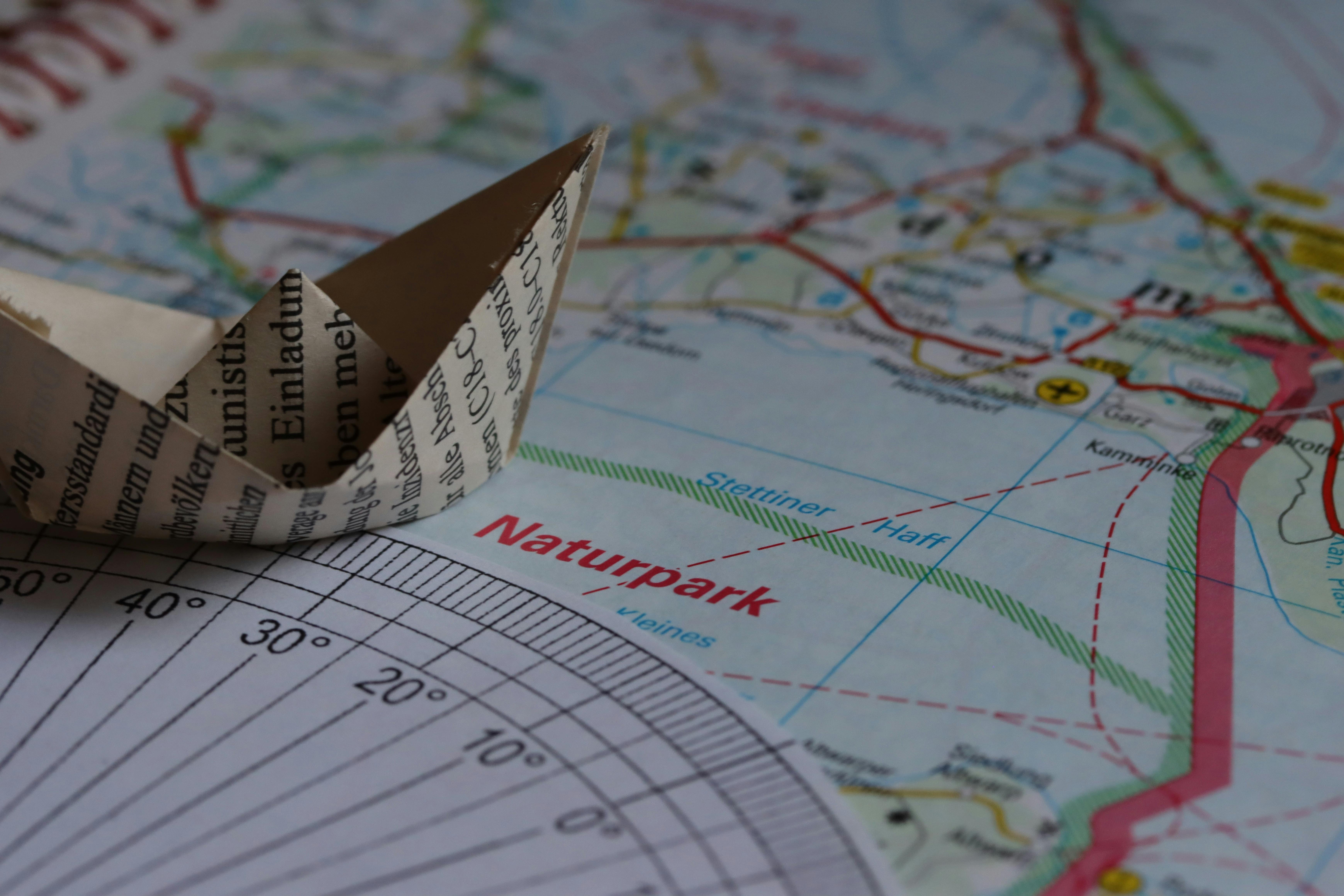 Barca Di Carta Su Mappa Che Naviga In Un Parco Naturale · Immagine gratuita