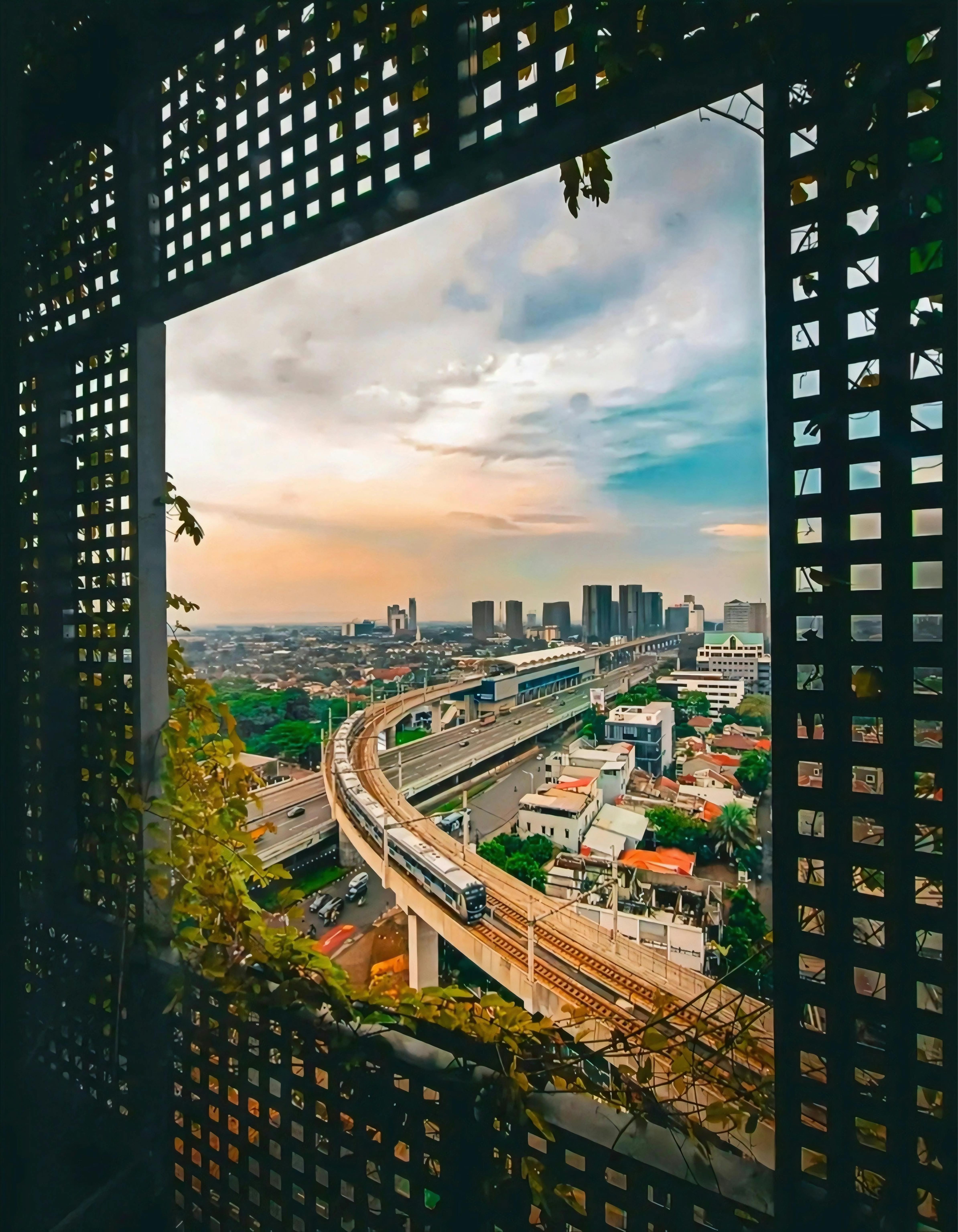 Vista Del Tren Mrt De Yakarta Al Atardecer · Foto de stock gratuita
