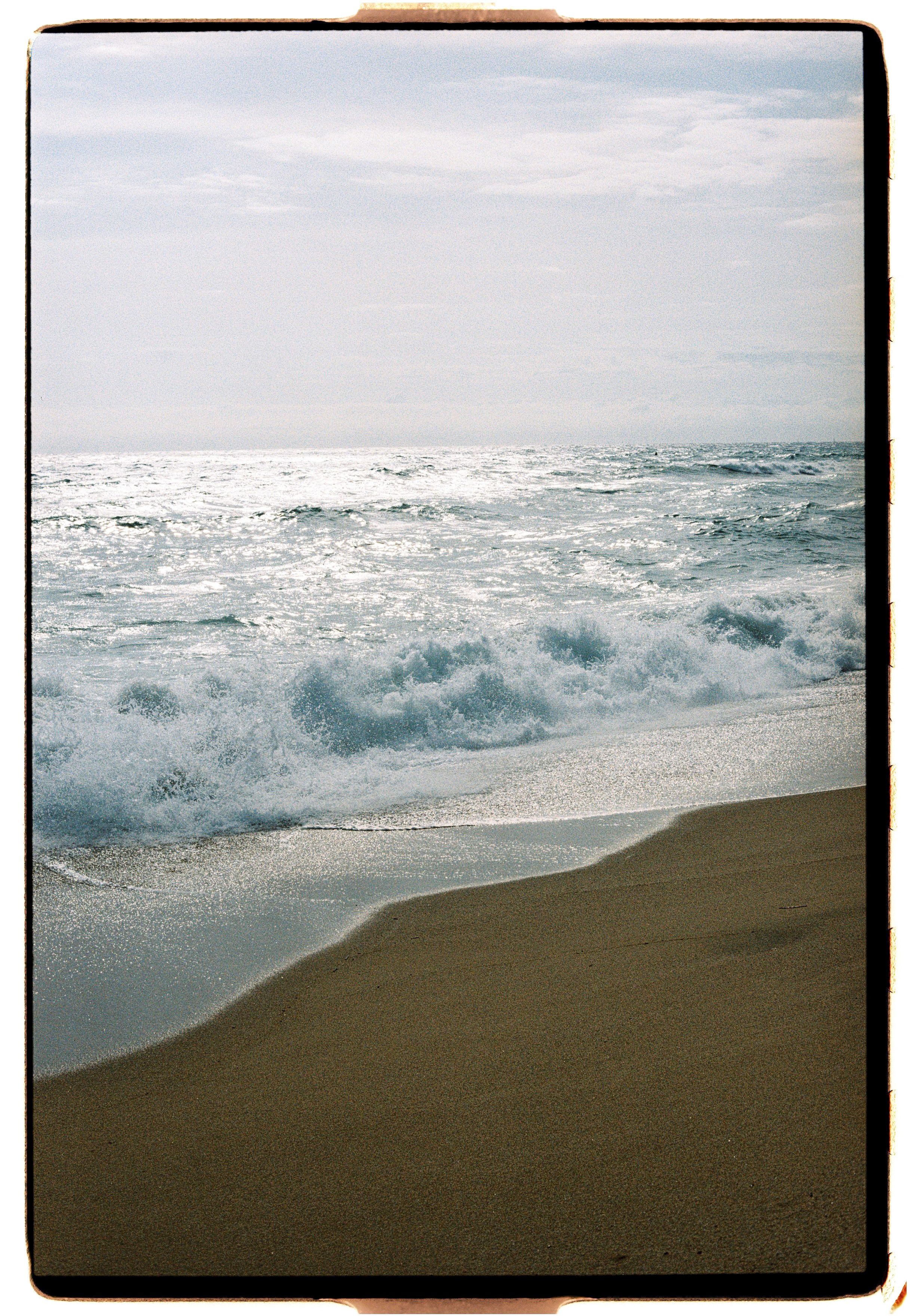 Vagues Sereines De L'océan S'écrasant Sur Une Plage De Sable · Photo ...